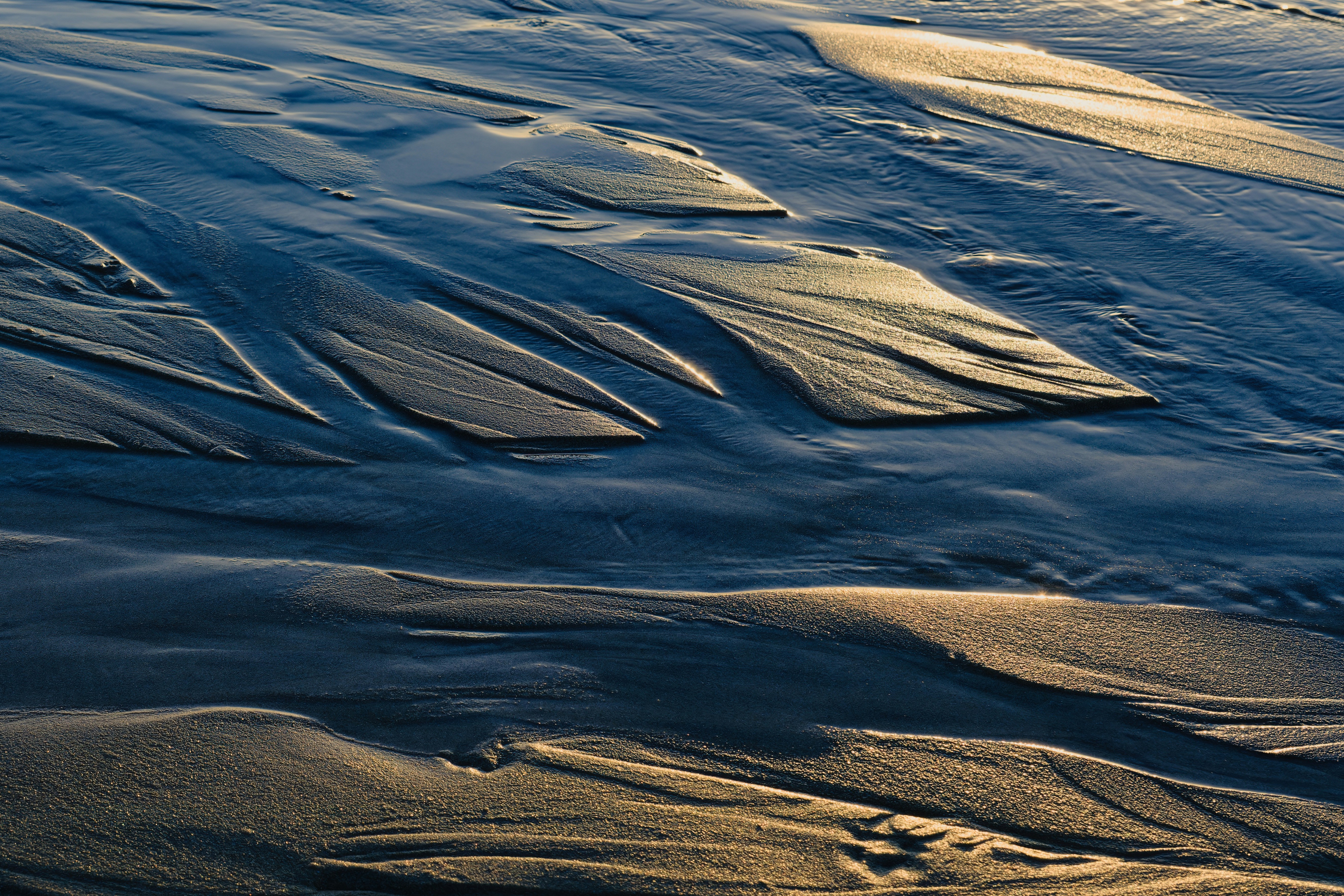 A close up of sand and water on a beach photo – Free Praia de ponzos ...