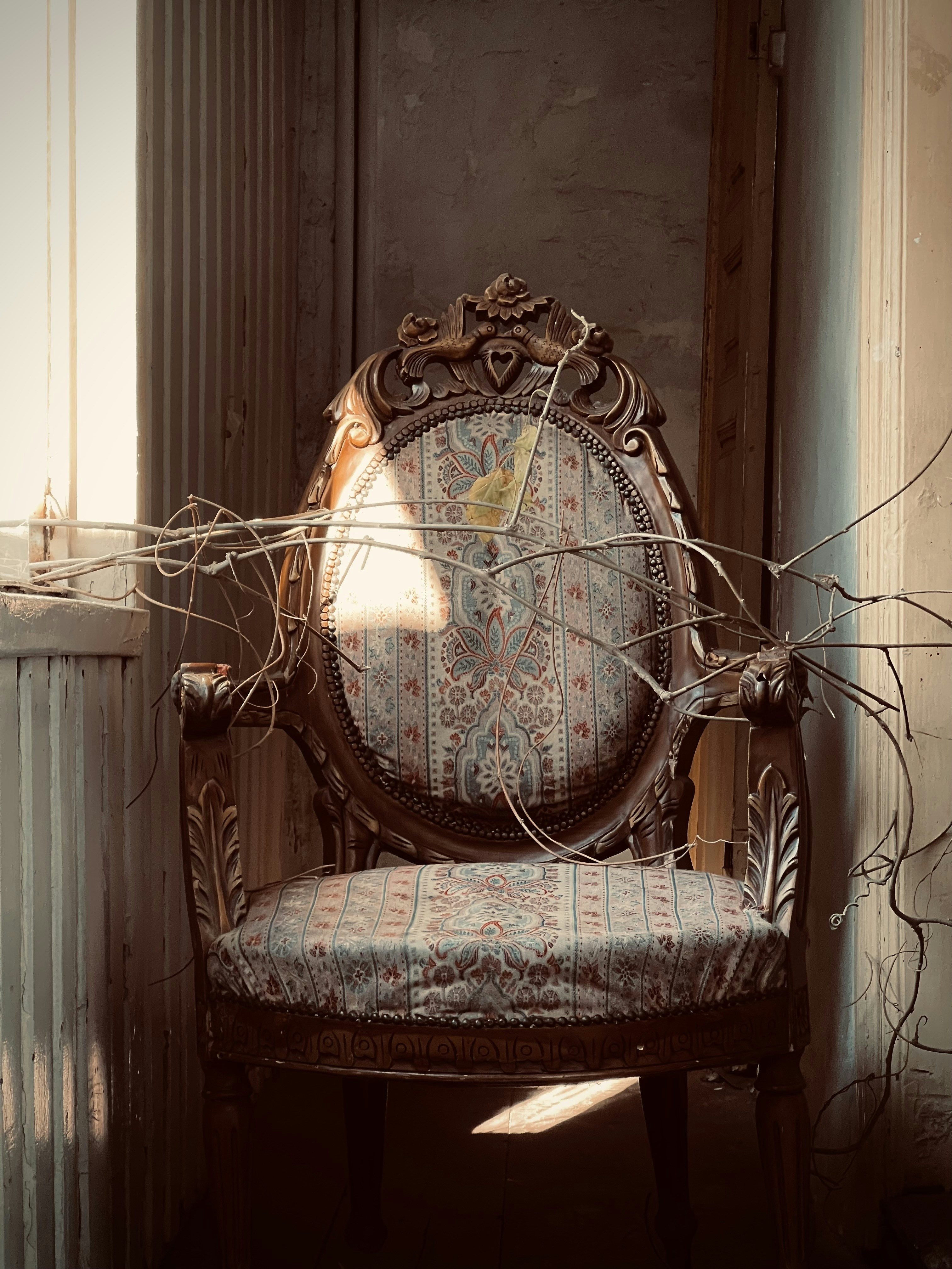 A chair sitting in a room next to a radiator photo – Free Furniture ...