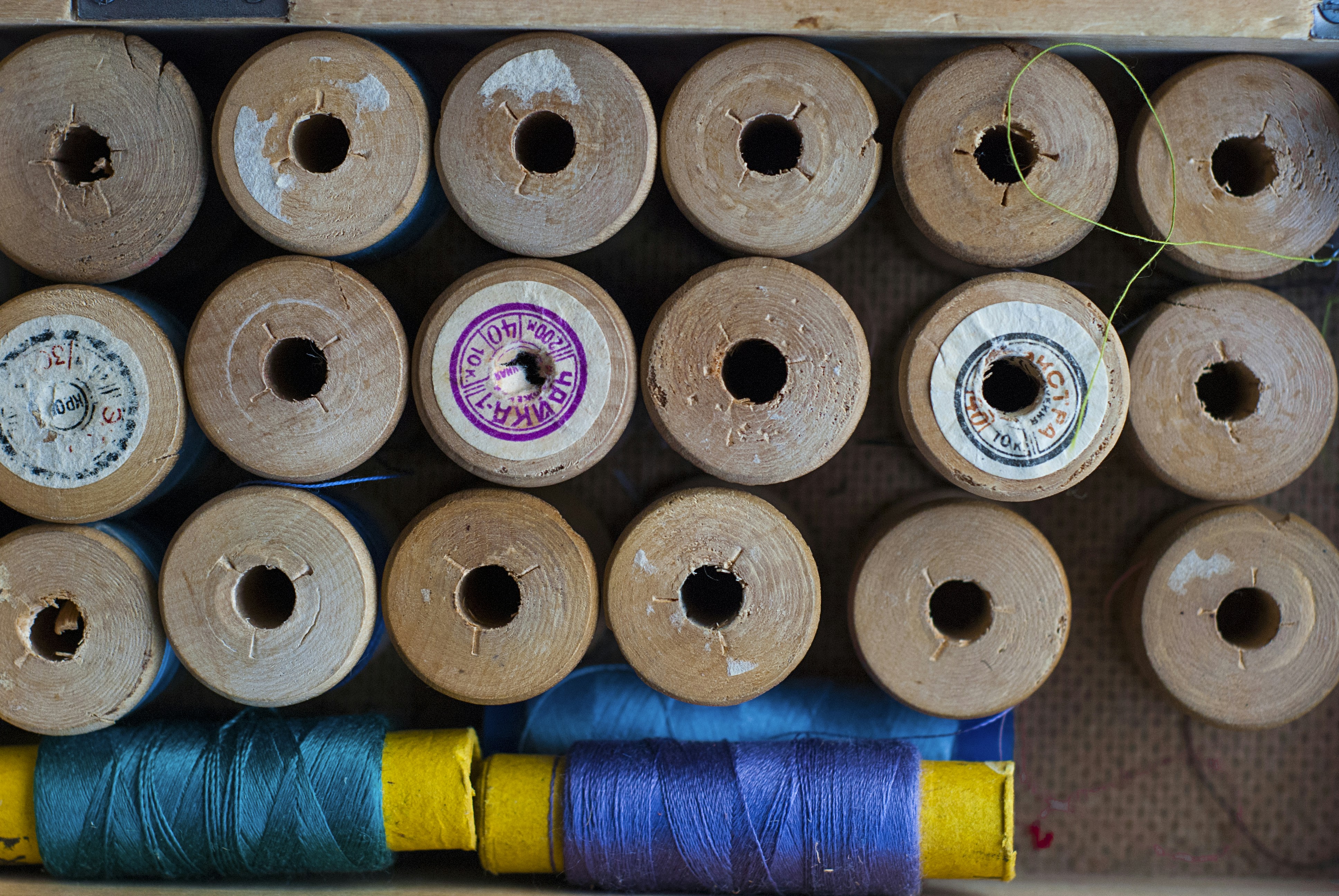 Several spools of thread and spools of thread in a box photo – Free ...