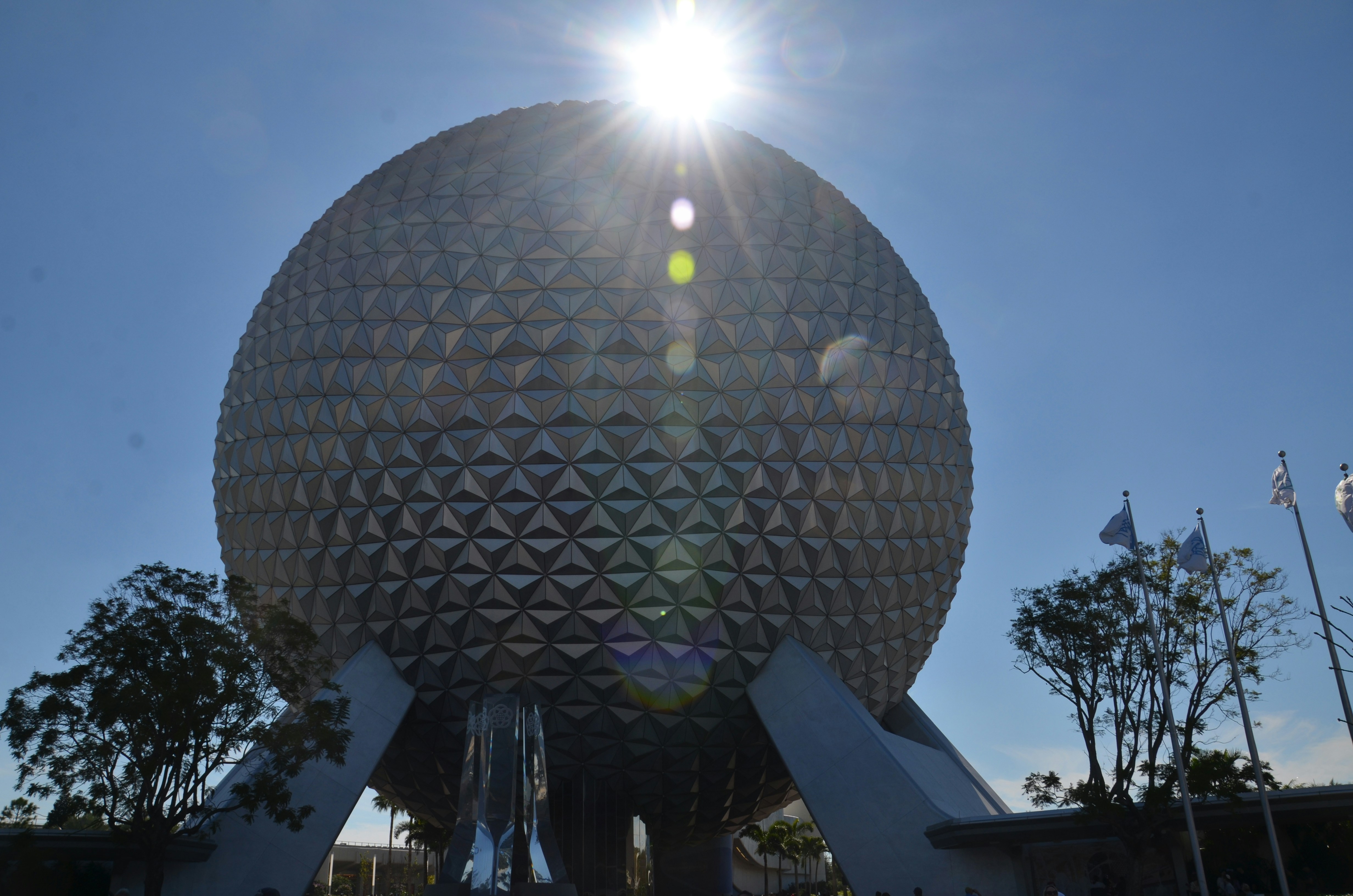 Un gran edificio con una bola gigante encima foto – Imagen de Florida gratuita en Unsplash