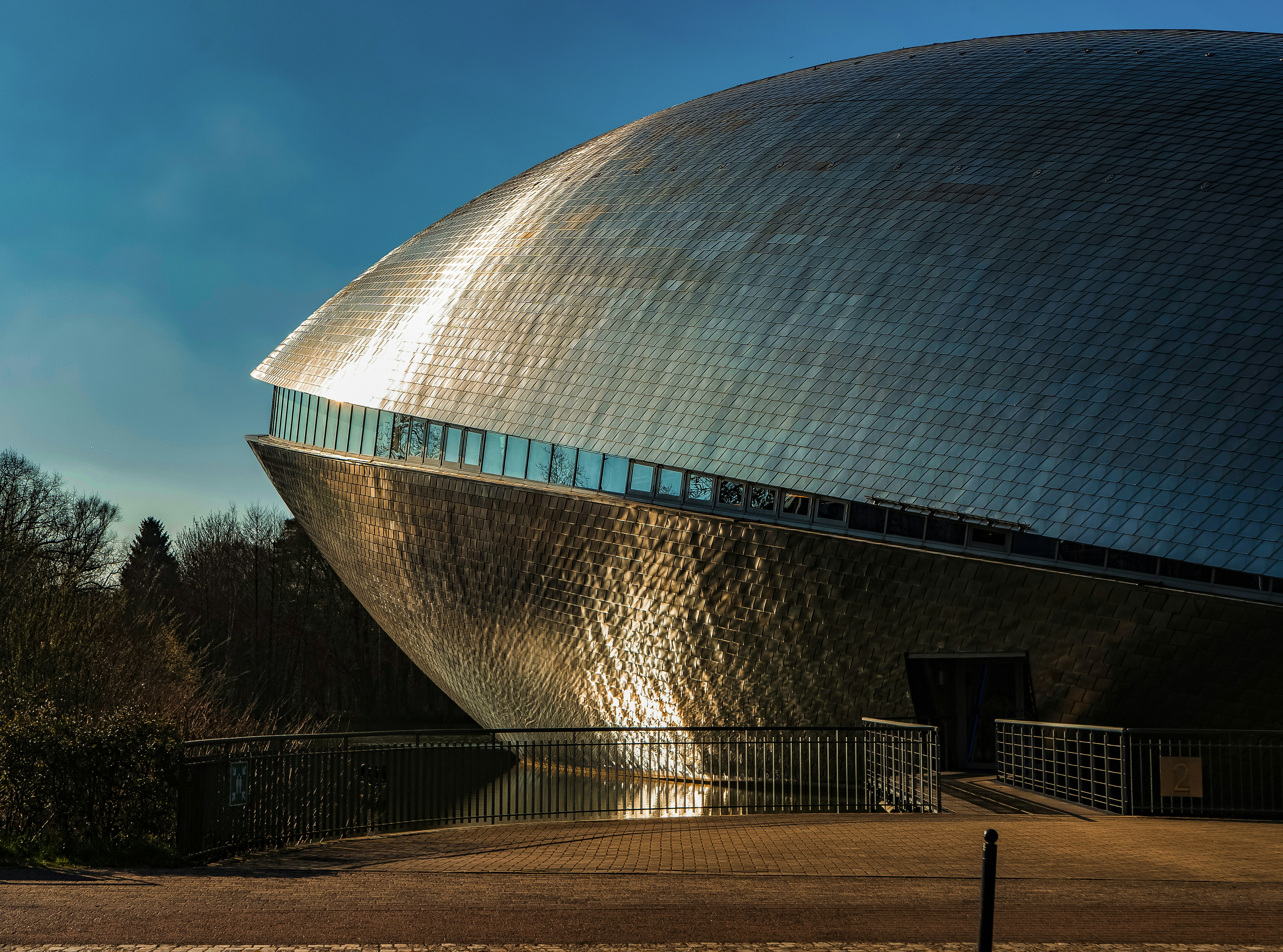 Foto Un gran edificio con una gran estructura metálica en la parte superior – Imagen Bremen ...
