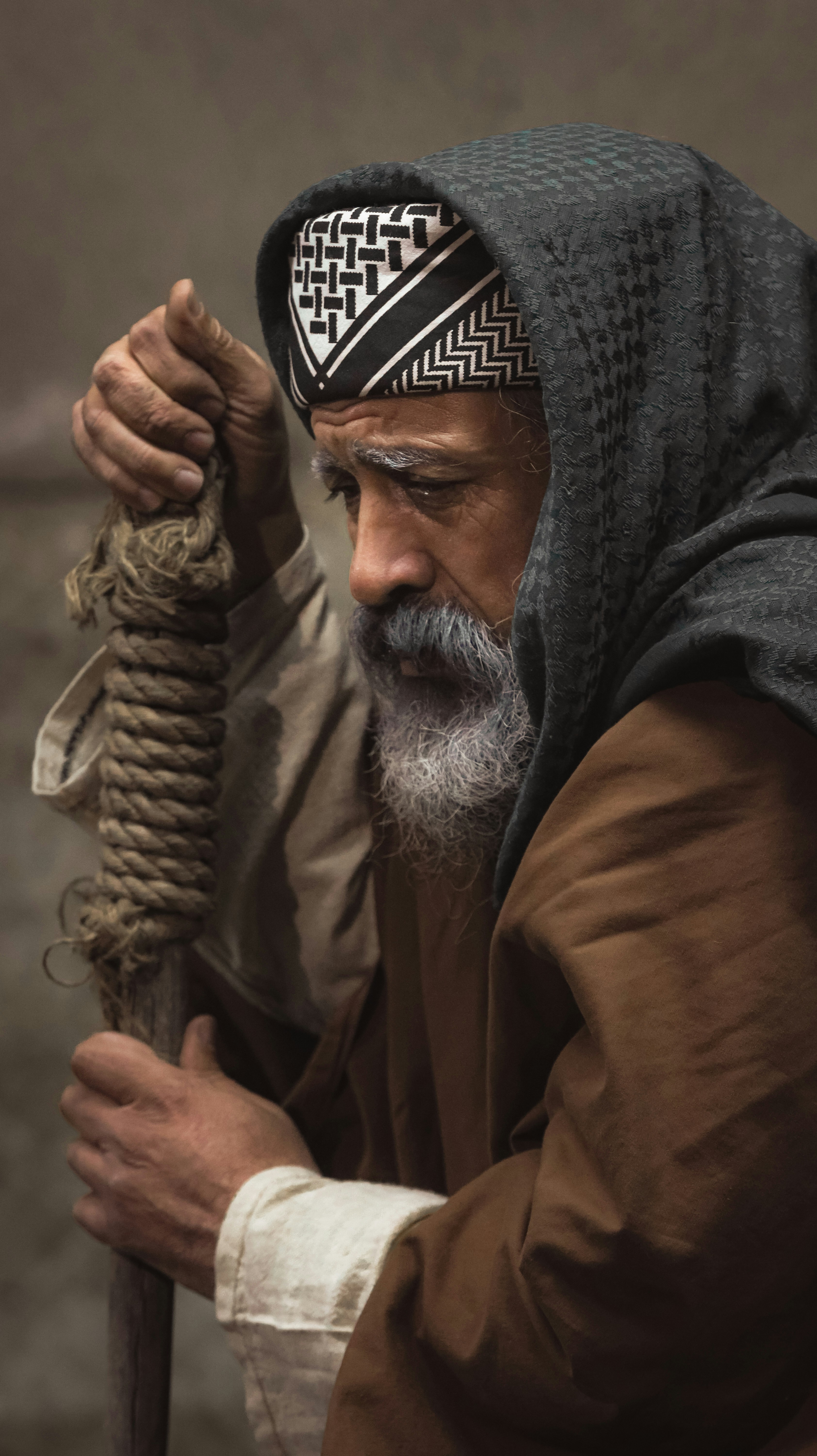 A man with a beard holding a rope photo – Free Iran Image on Unsplash