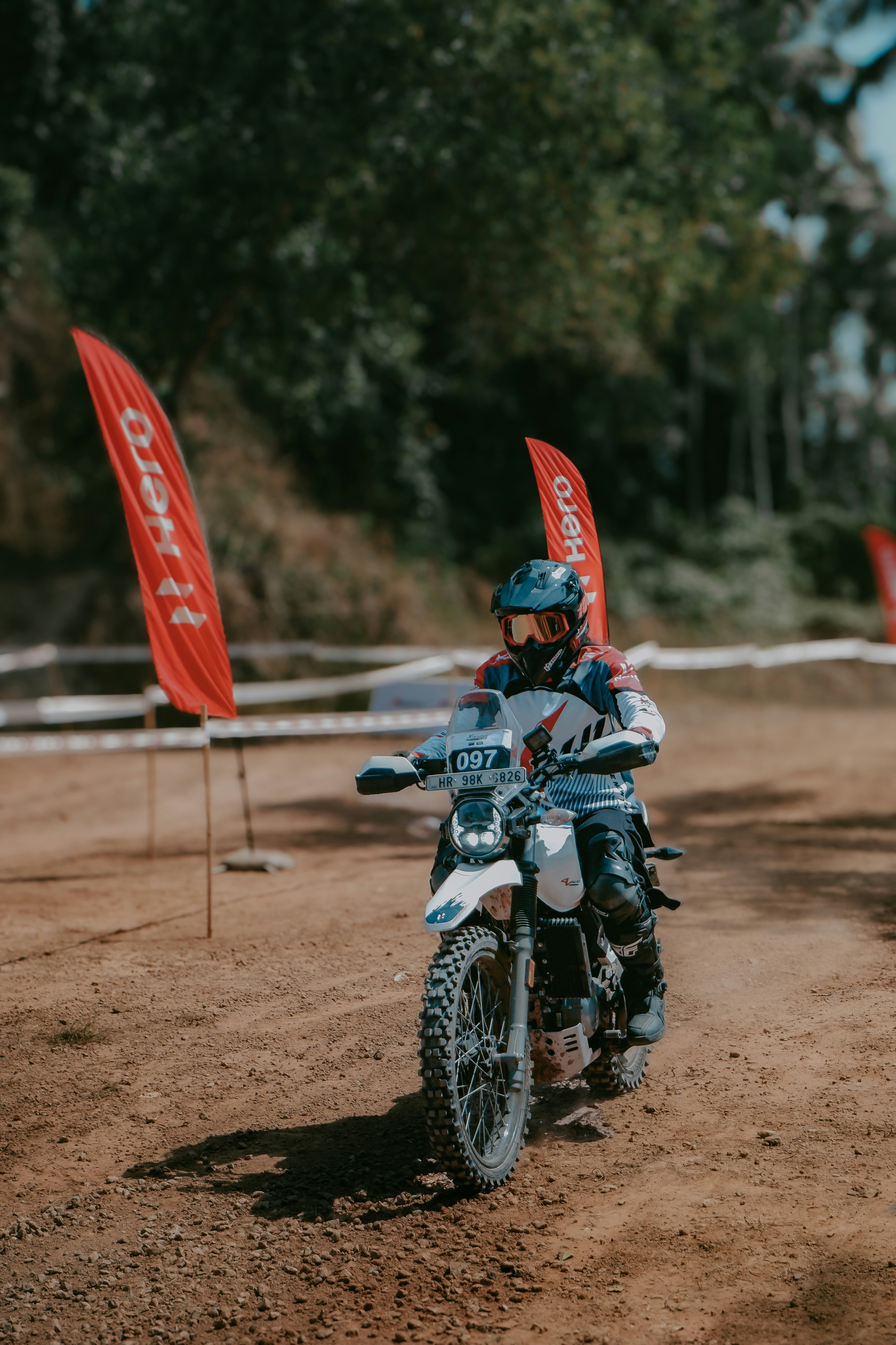 Una persona montando una moto de cross en una pista de tierra foto ...