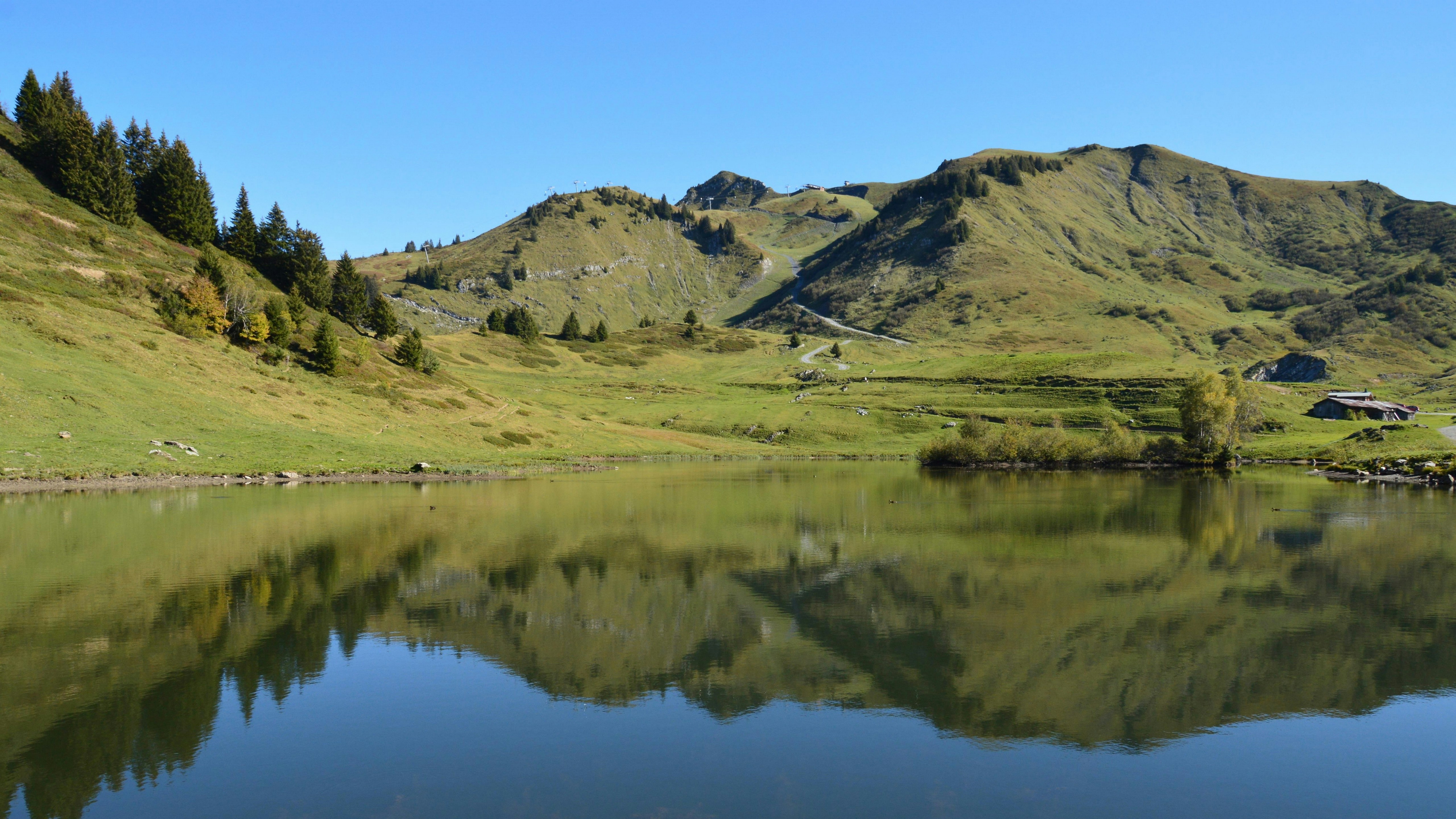 A lake surrounded by mountains in the middle of the day photo – Free ...