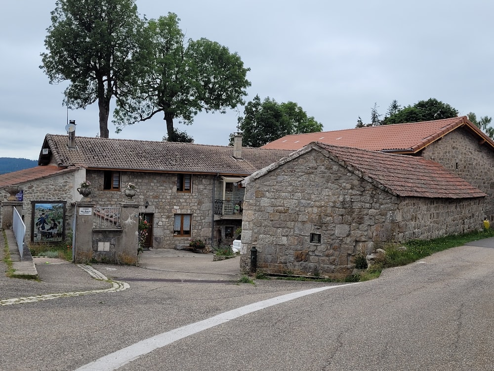 Un vieux bâtiment en pierre assis sur le bord d’une route photo – Photo ... Un vieux bâtiment en pierre assis sur le bord d’une route photo – Photo ...