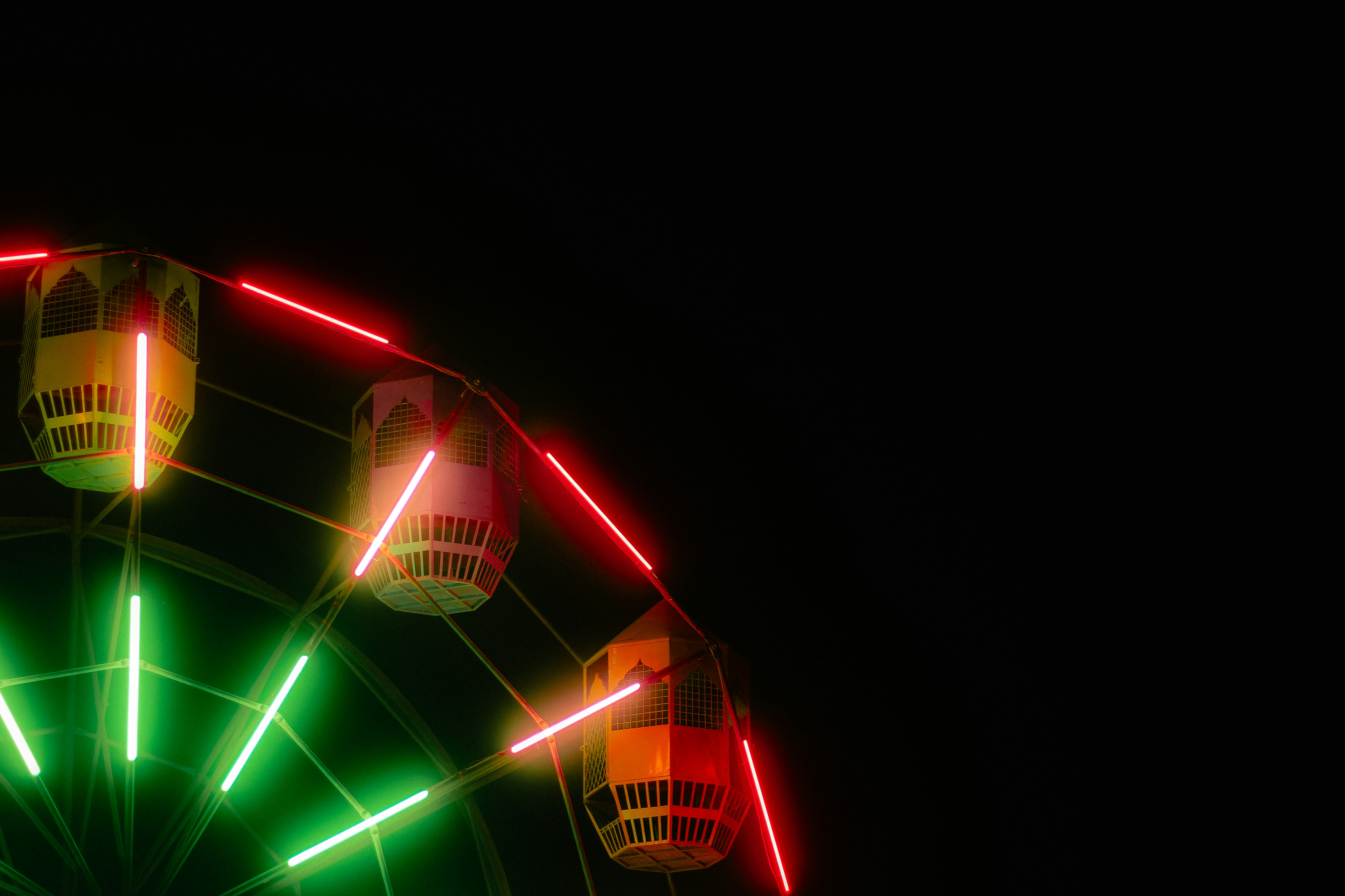 A ferris wheel lit up with red and green lights photo – Free Bangladesh ...