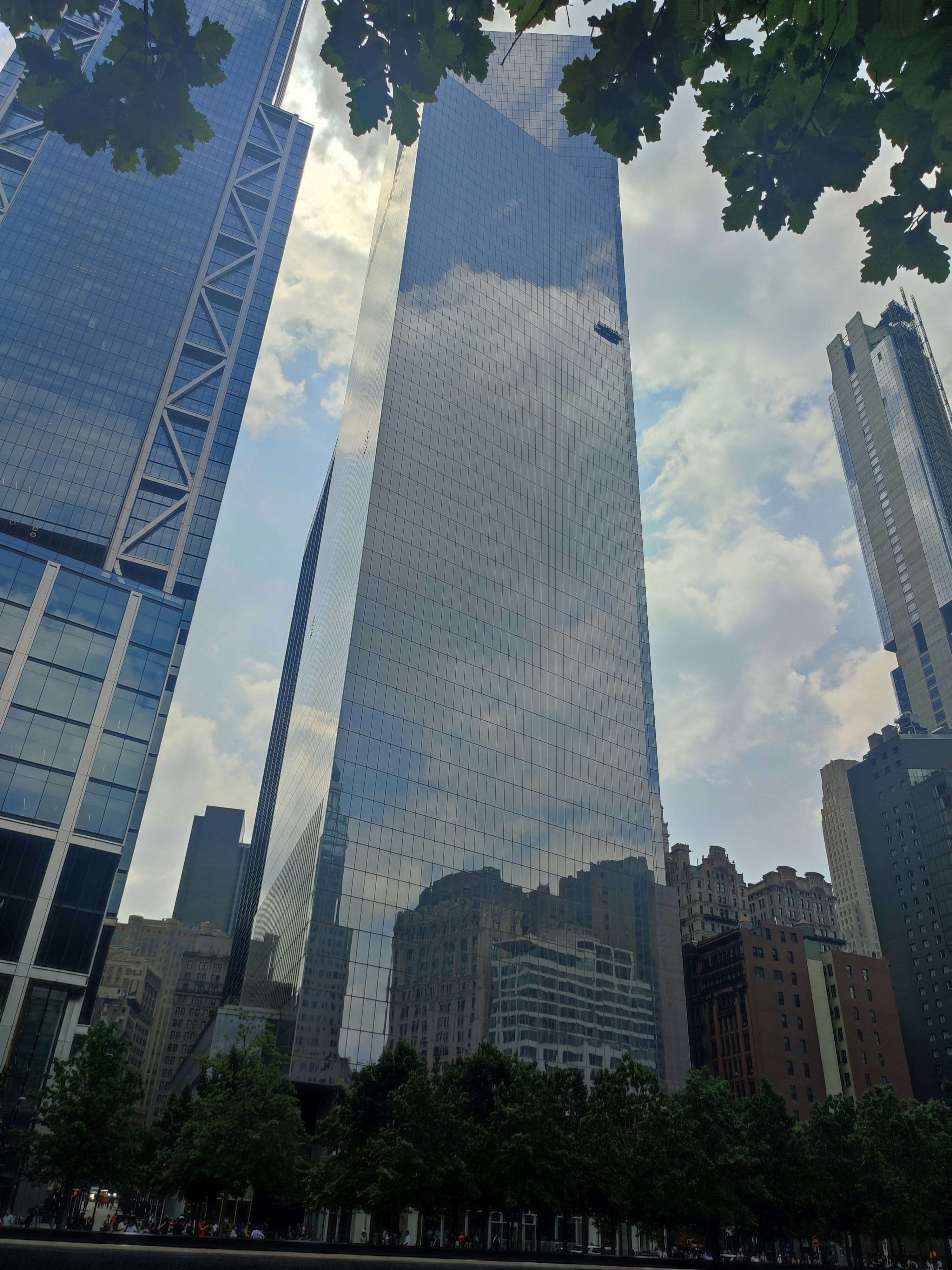 A very tall building towering over a city photo – Free City Image on ...
