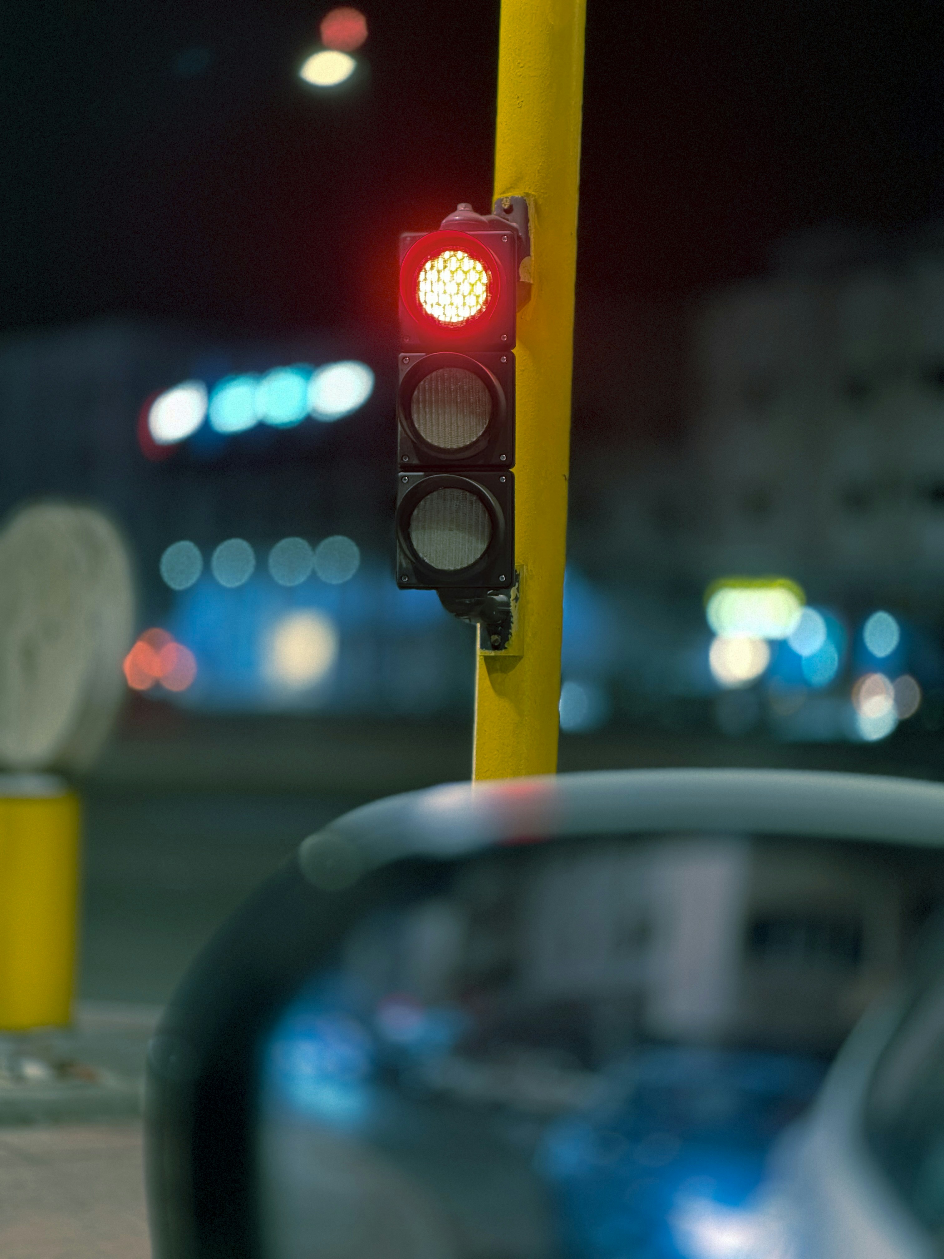 A traffic light sitting on the side of a road photo – Free Jeddah Image ...