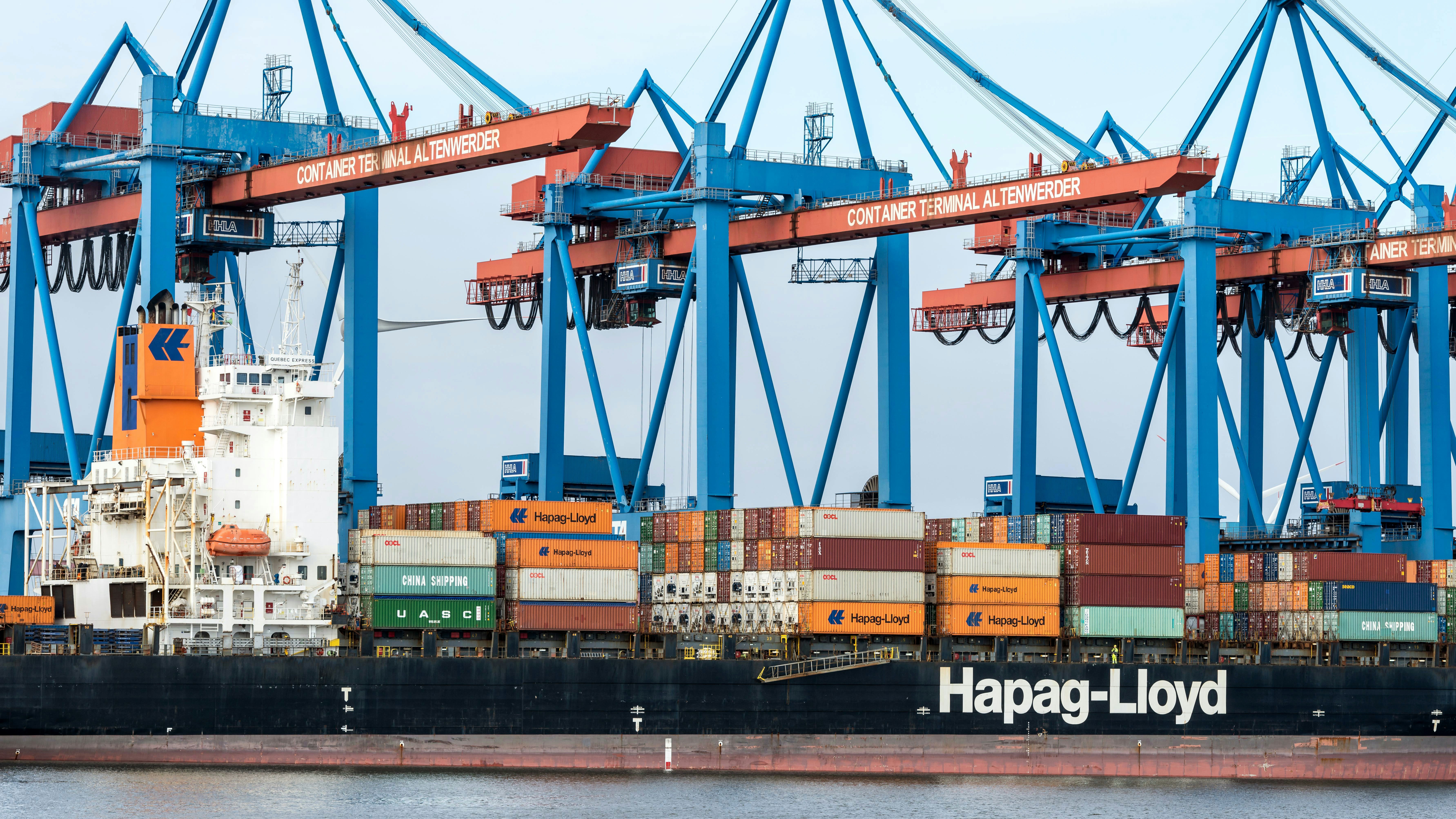 A large cargo ship loaded with containers photo – Free Hamburg Image on Unsplash