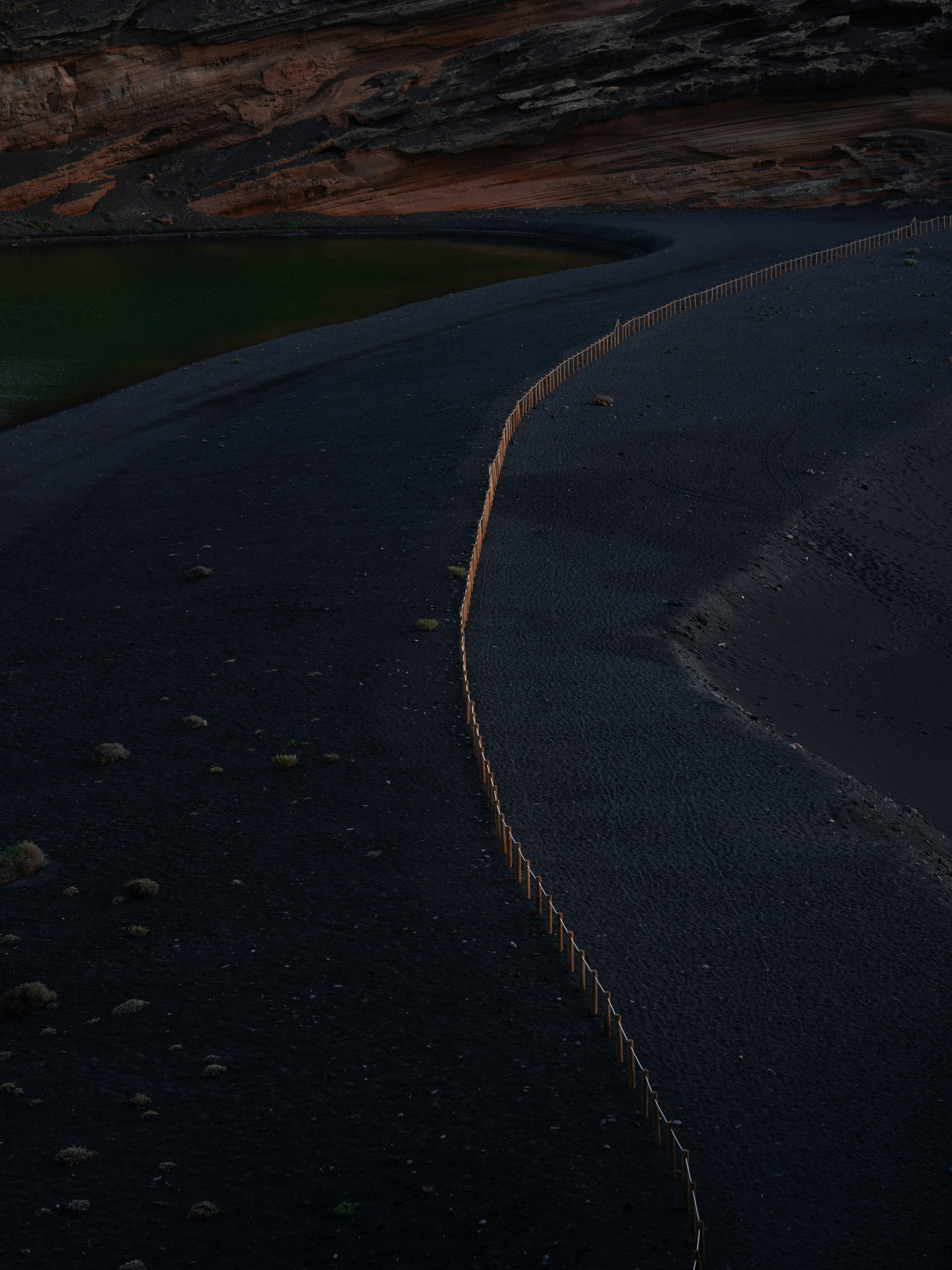 Eine Straße, die seitlich mit einem Zaun versehen ist Foto ...