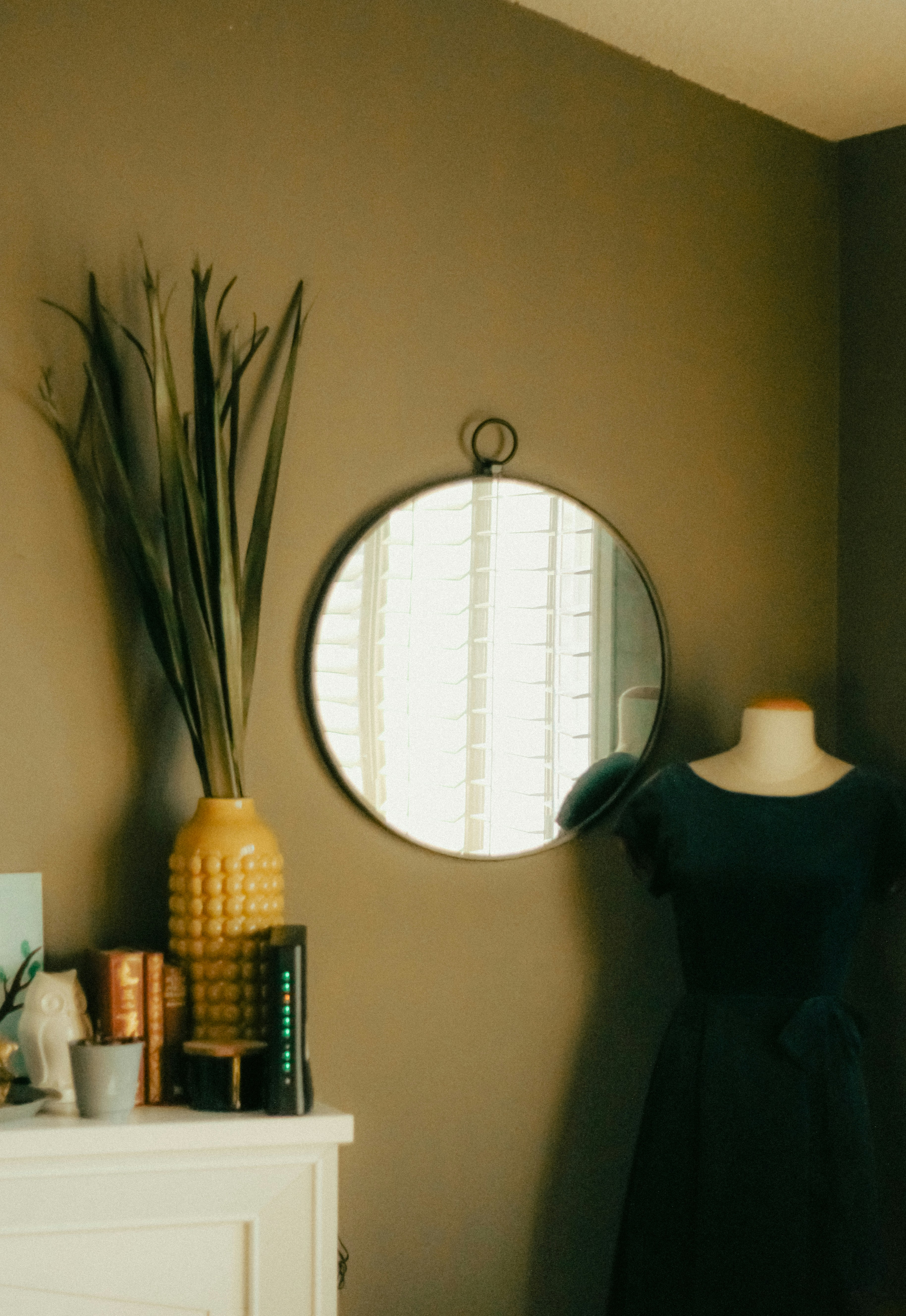 Round Mirror, Velvet Silhouette: A Quiet Dressing-Room Still Life