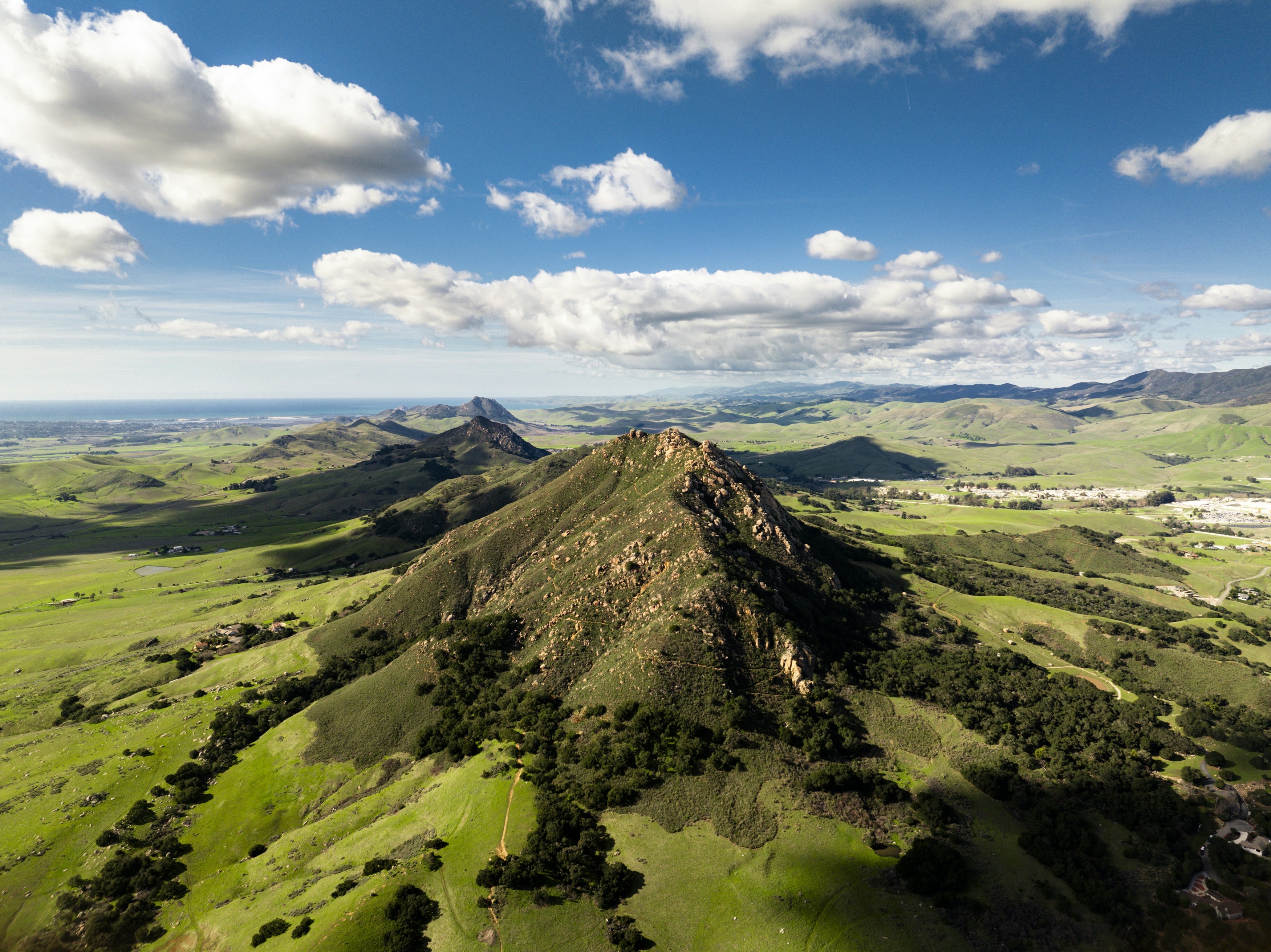 Une vue aérienne d’une chaîne de montagnes verdoyante photo – Image ...
