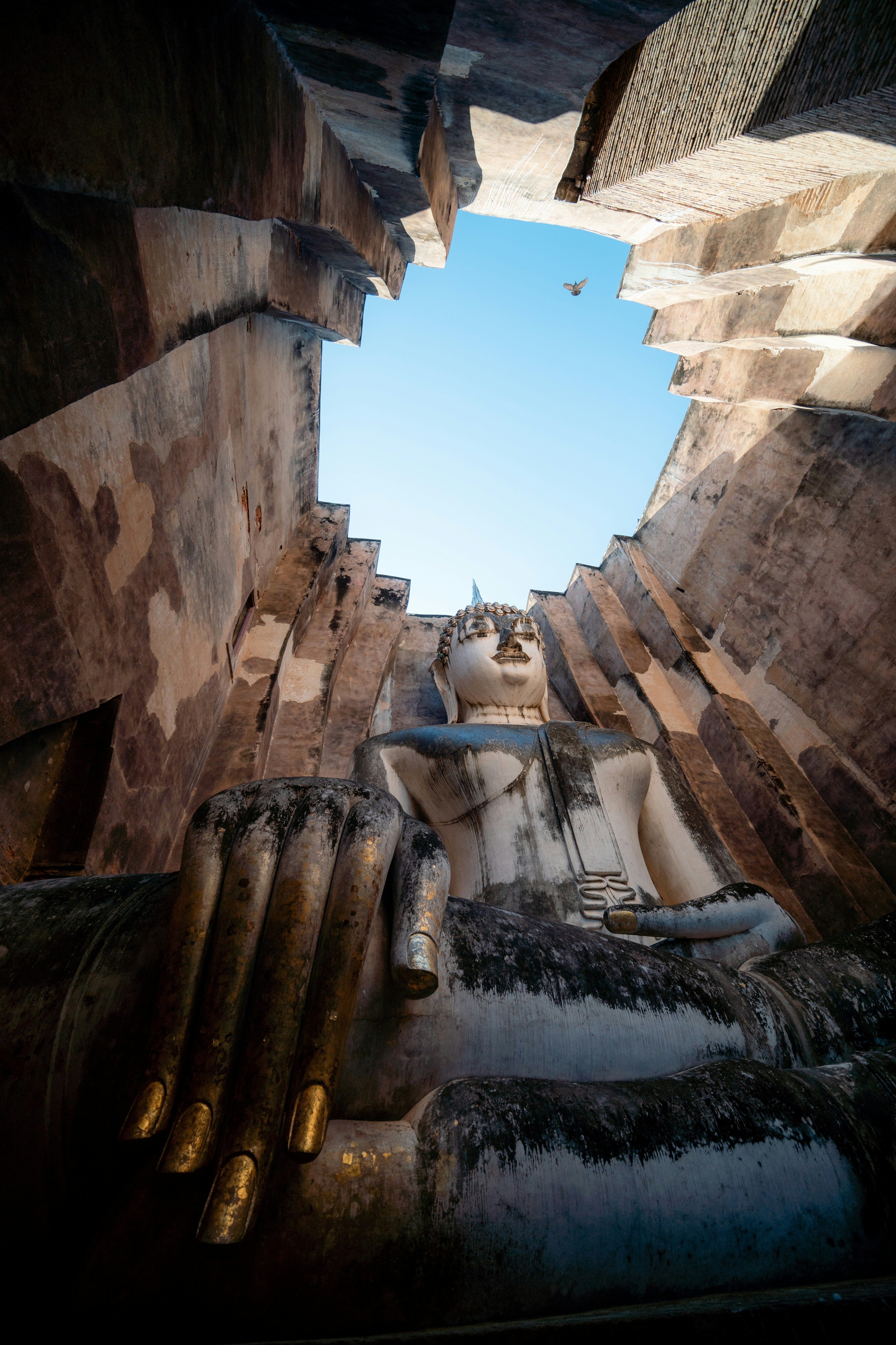 Foto Un edificio muy alto con un cielo al fondo – Imagen Distrito de ...