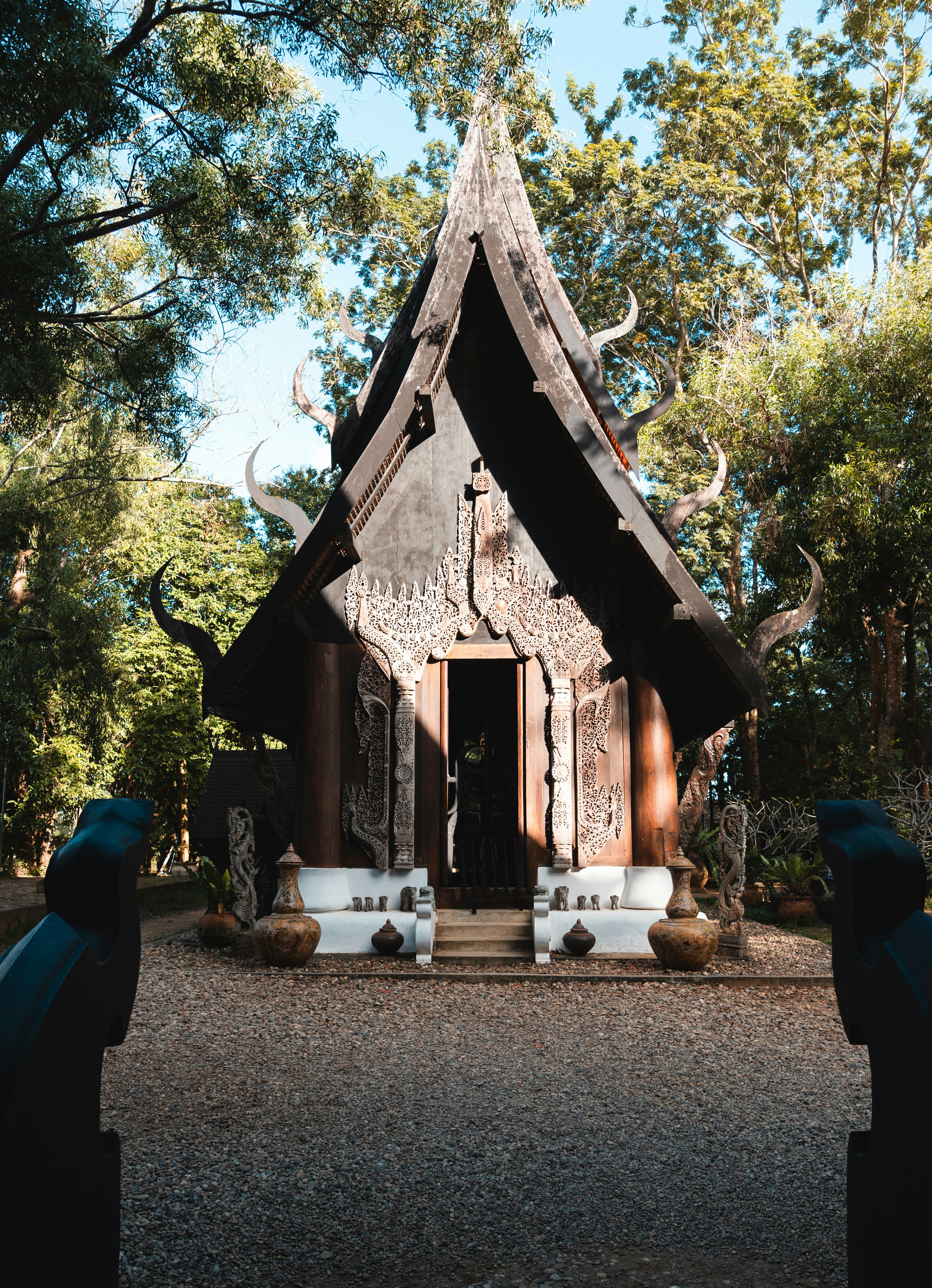 A small wooden building with horns on the roof photo – Free Baan dam ...