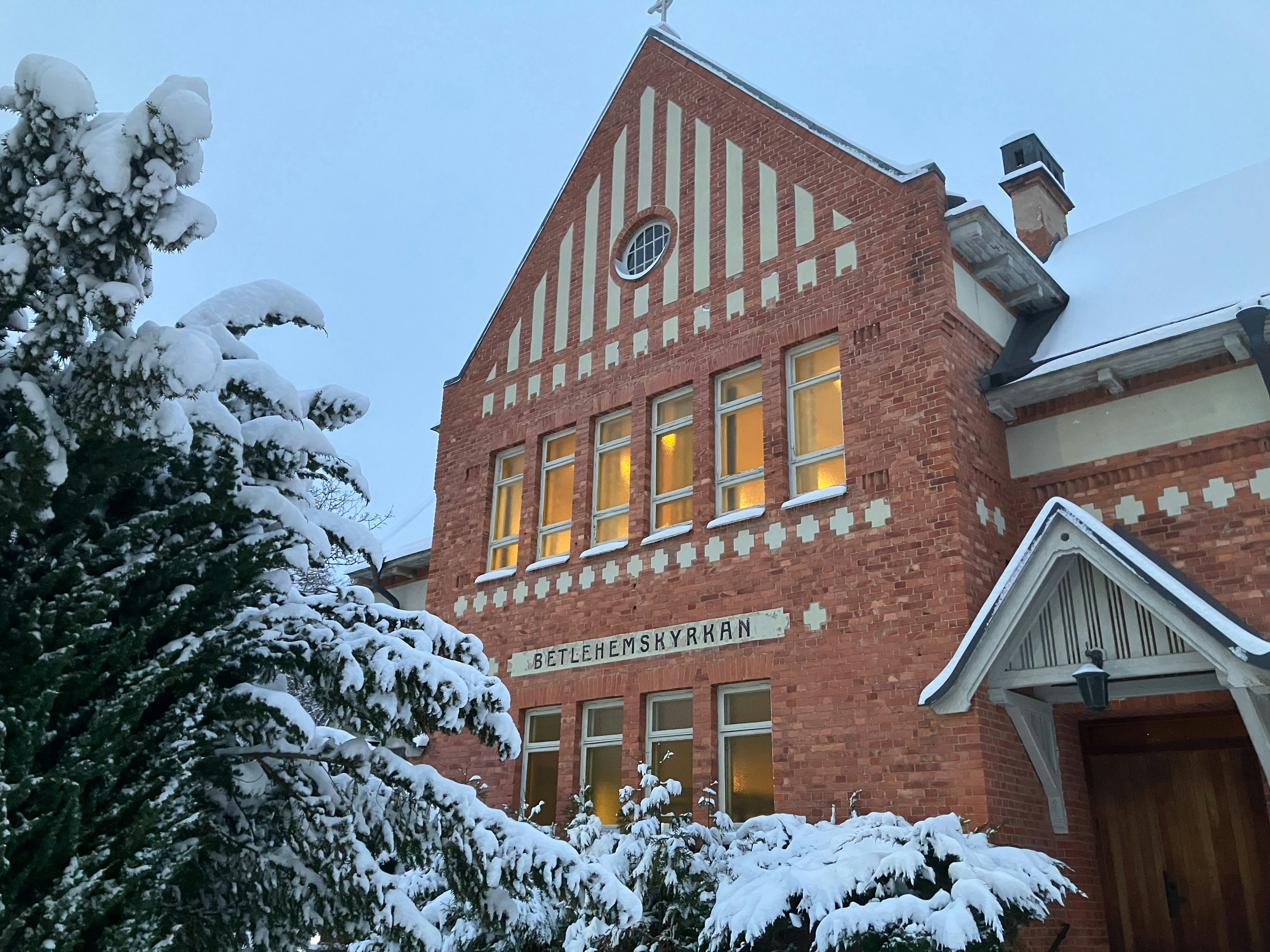 Betlehemskyrkan i Örebro | a red brick building with a clock on the front of it