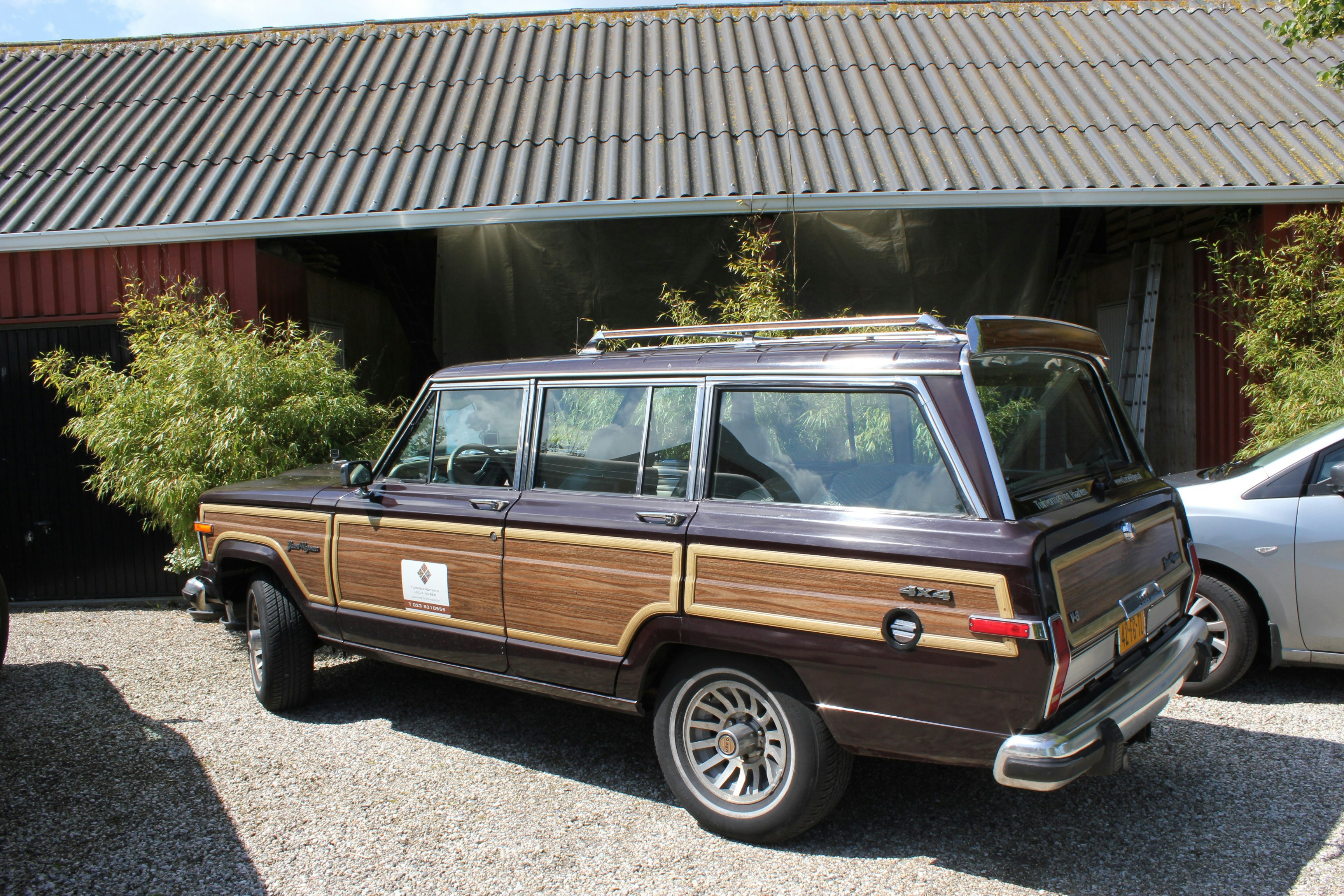 Woody American SUV Jeep Wagoneer