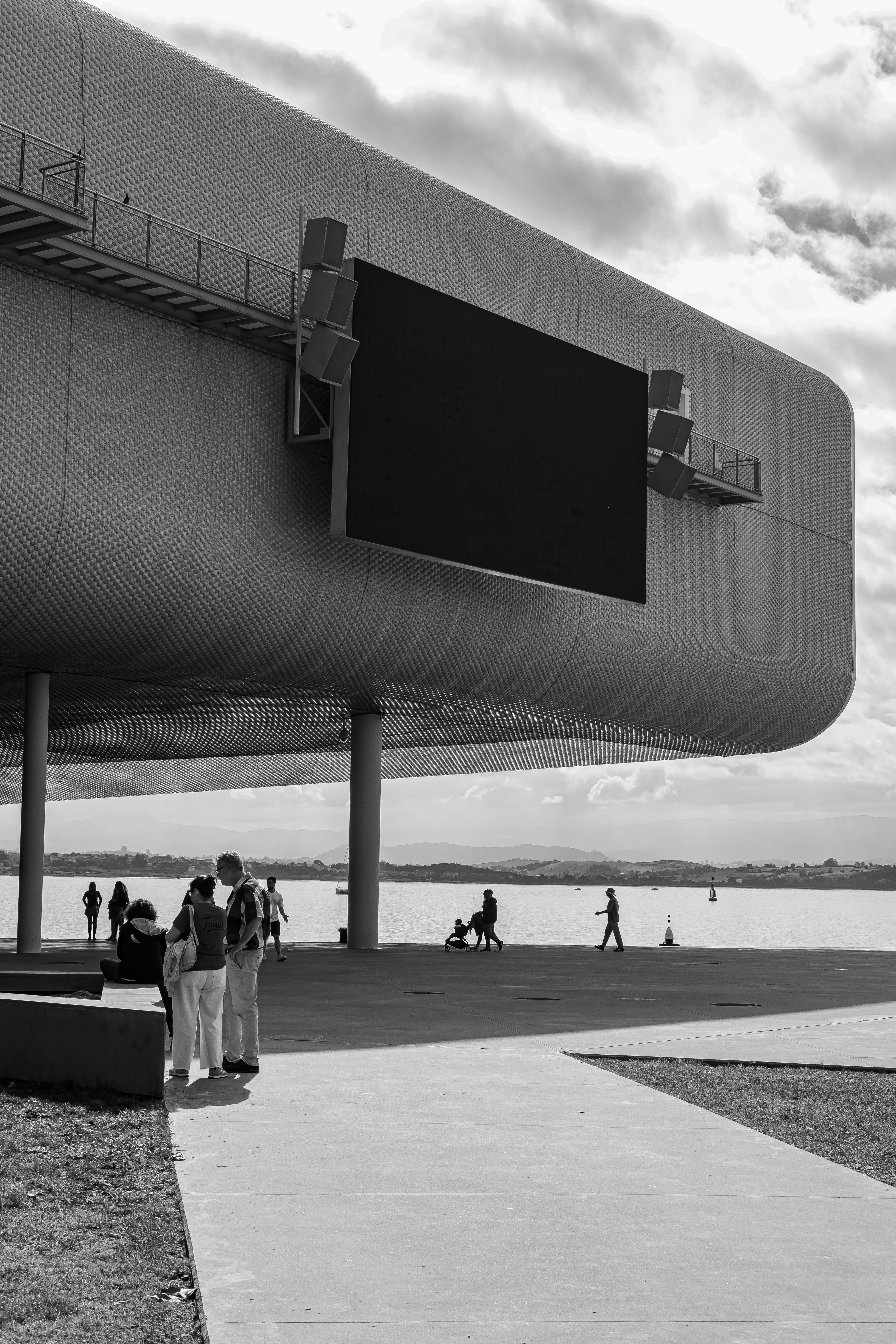 Curve by the Bay: Conversations Under a Monolithic Digital Screen