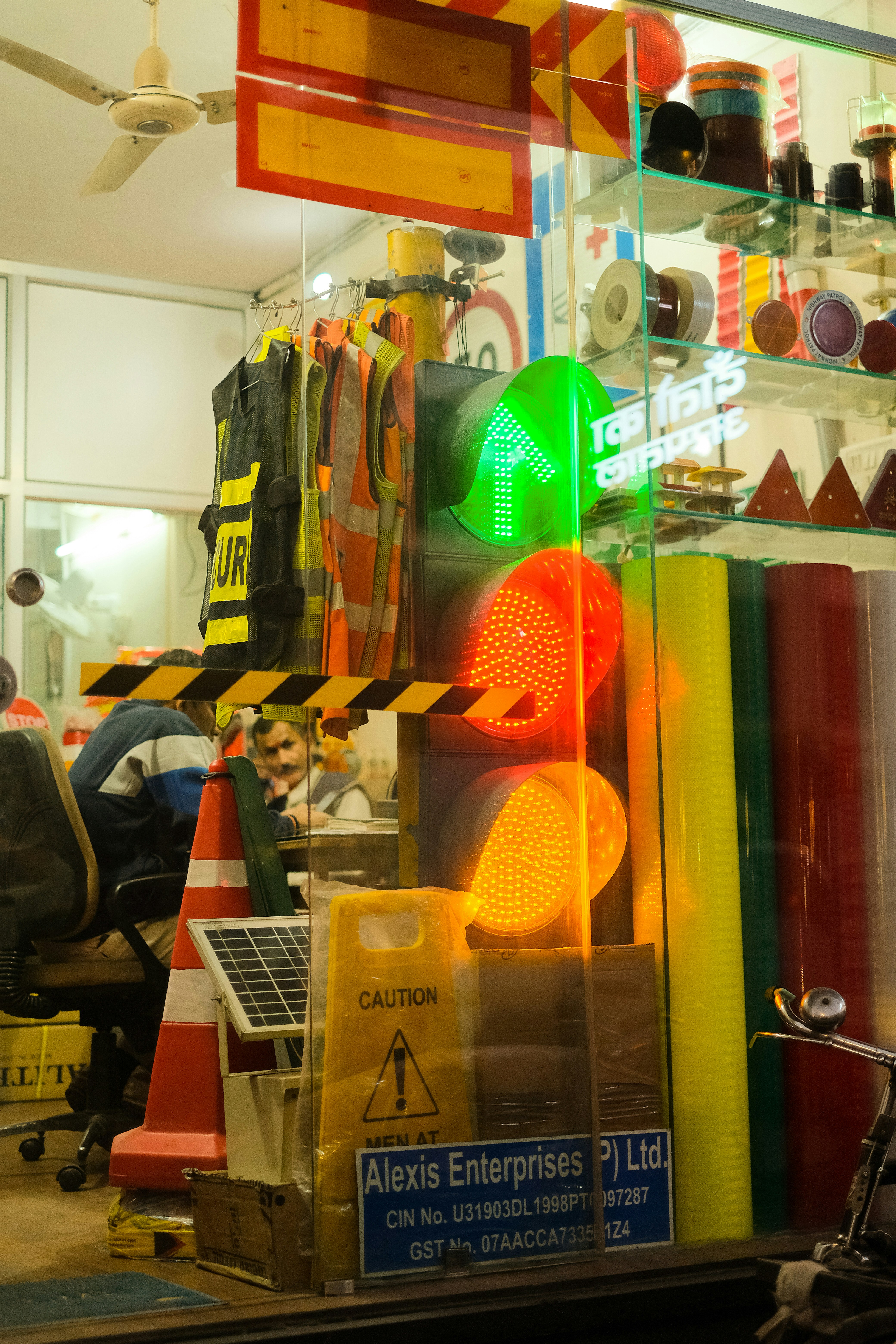 A traffic light sitting in front of a store window photo – Free Travel ...