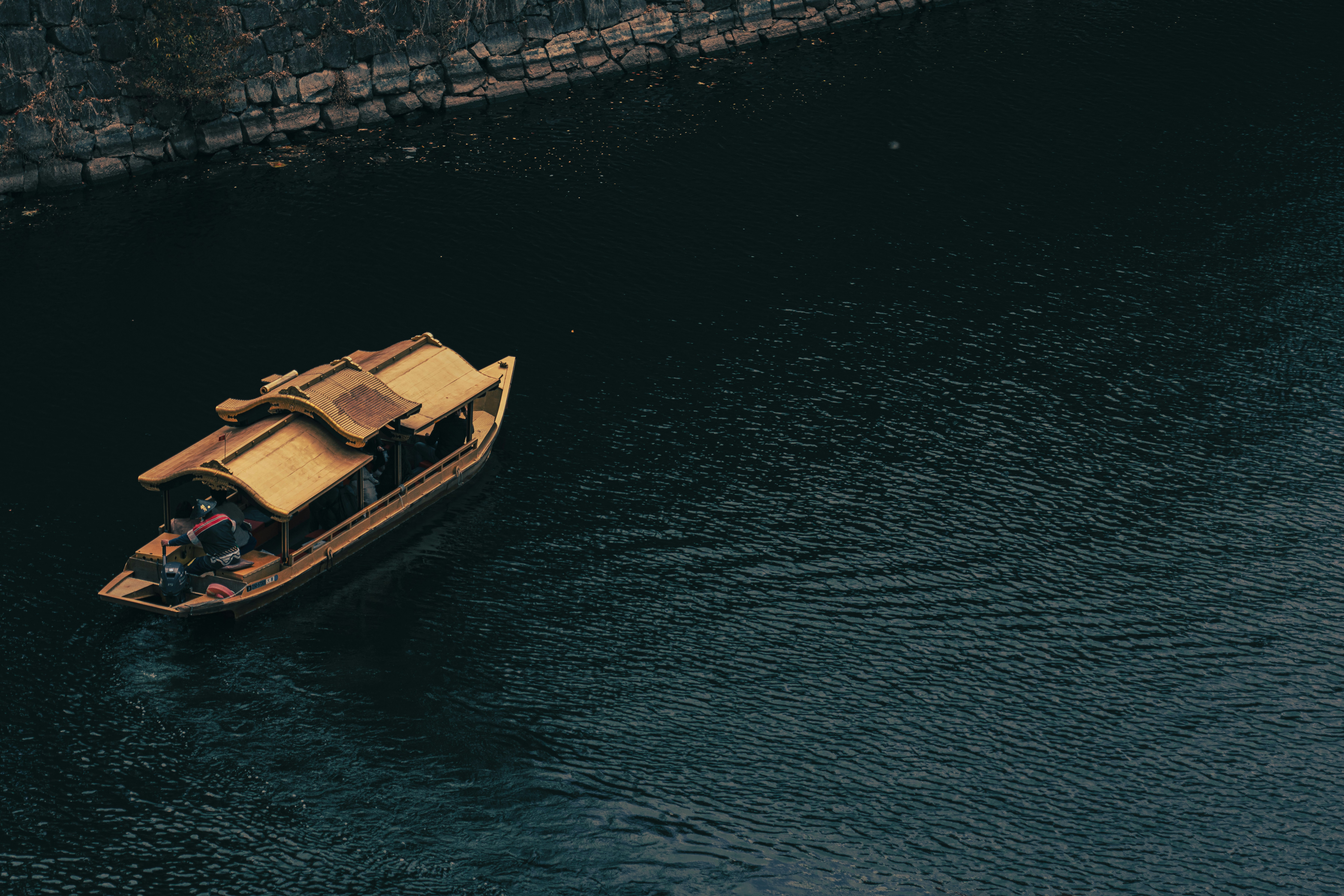A small boat floating on top of a body of water photo – Free Water ...