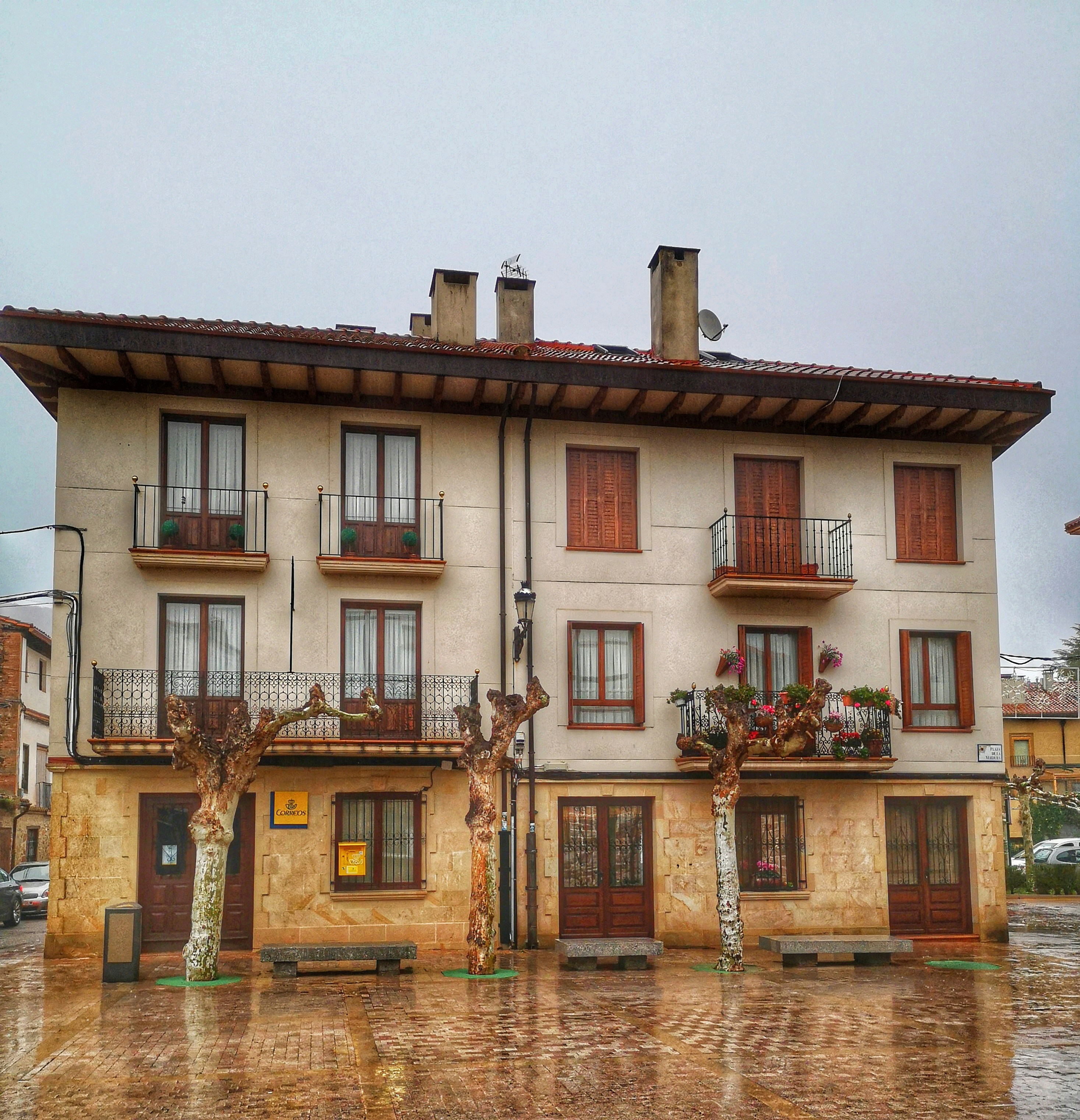 A building that has a bunch of windows on it photo – Free City Image on ...