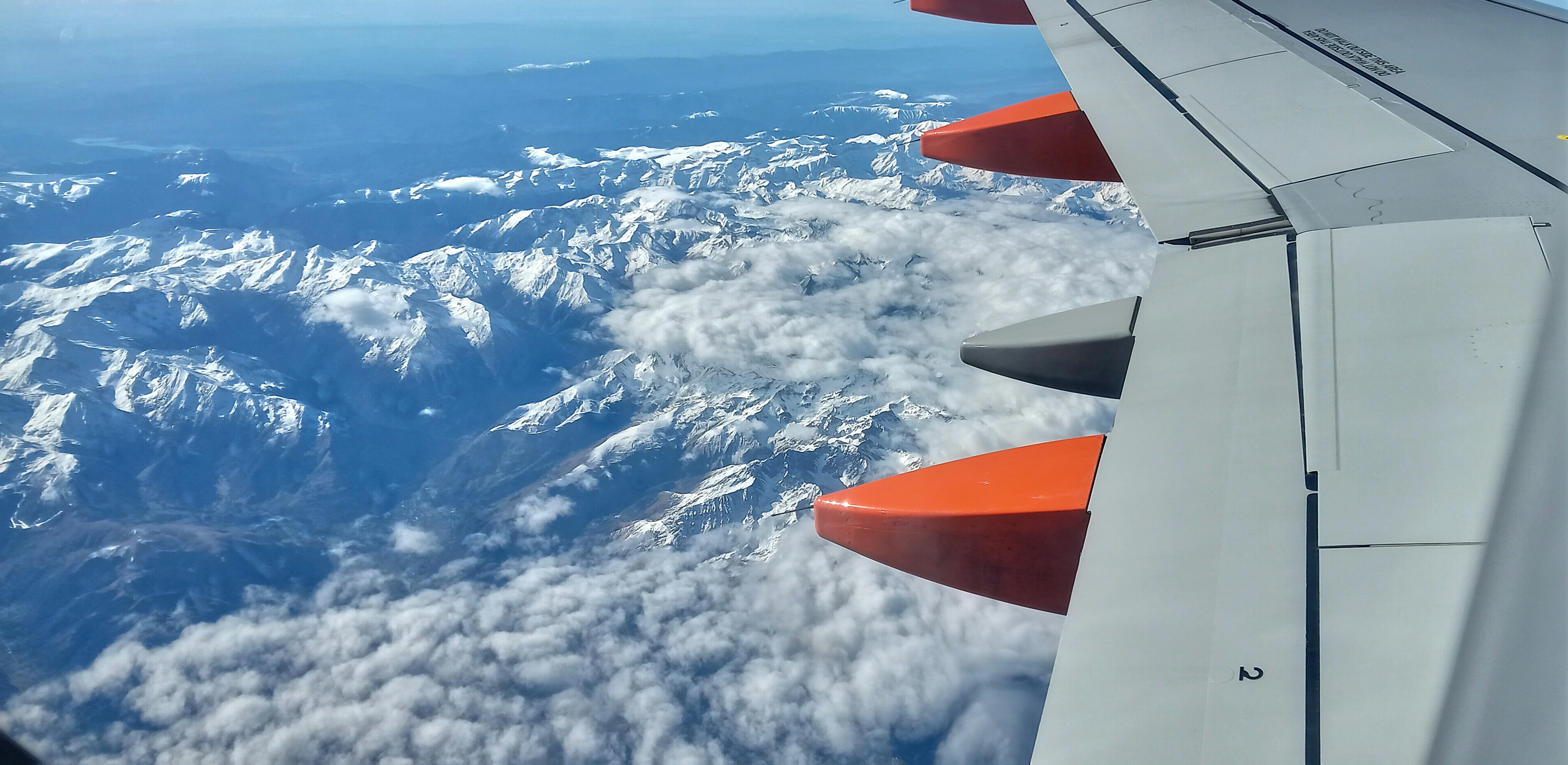 L’aile d’un avion survolant une chaîne de montagnes photo – Photo En ...