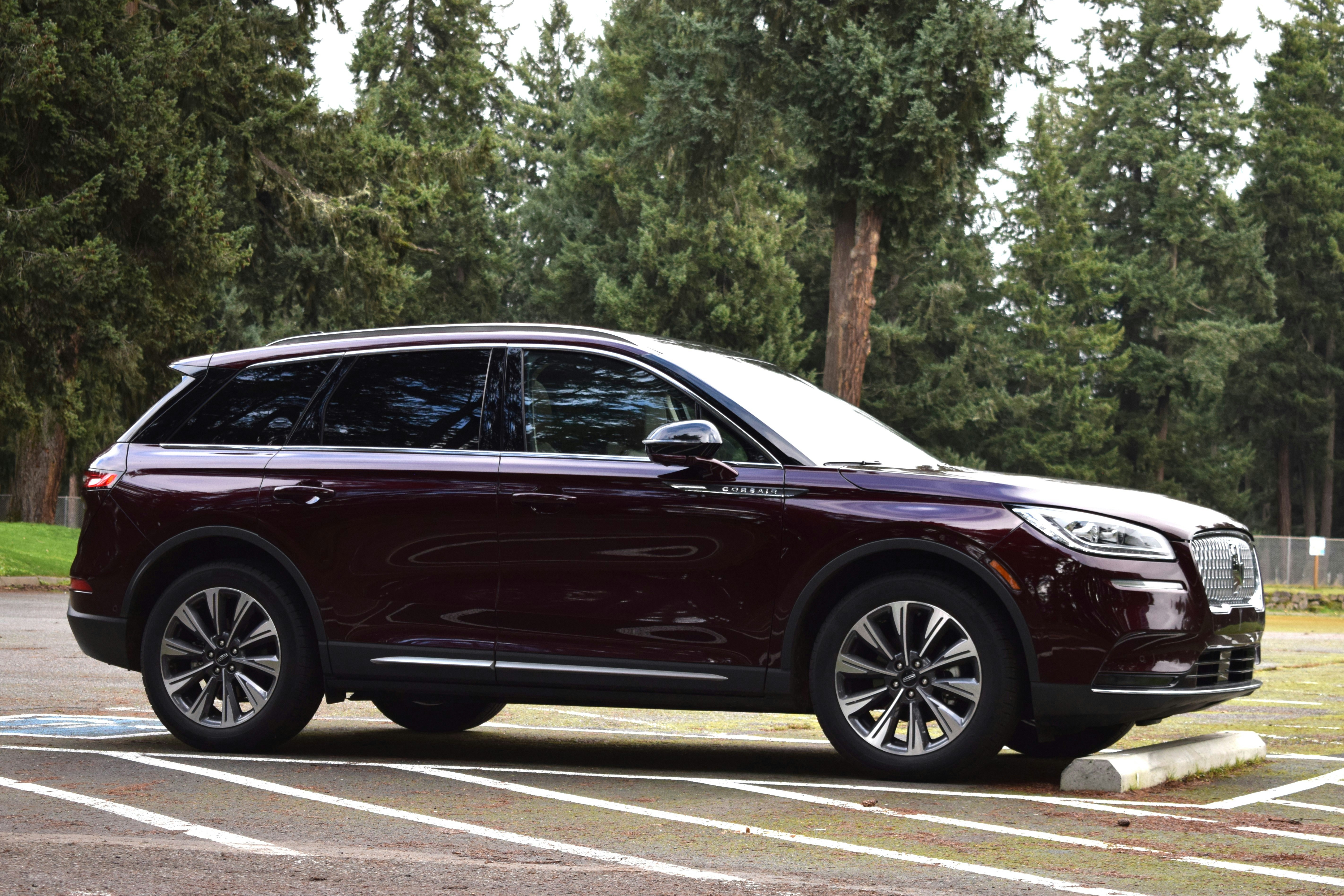 A maroon suv parked in a parking lot photo – Free Wa Image on Unsplash