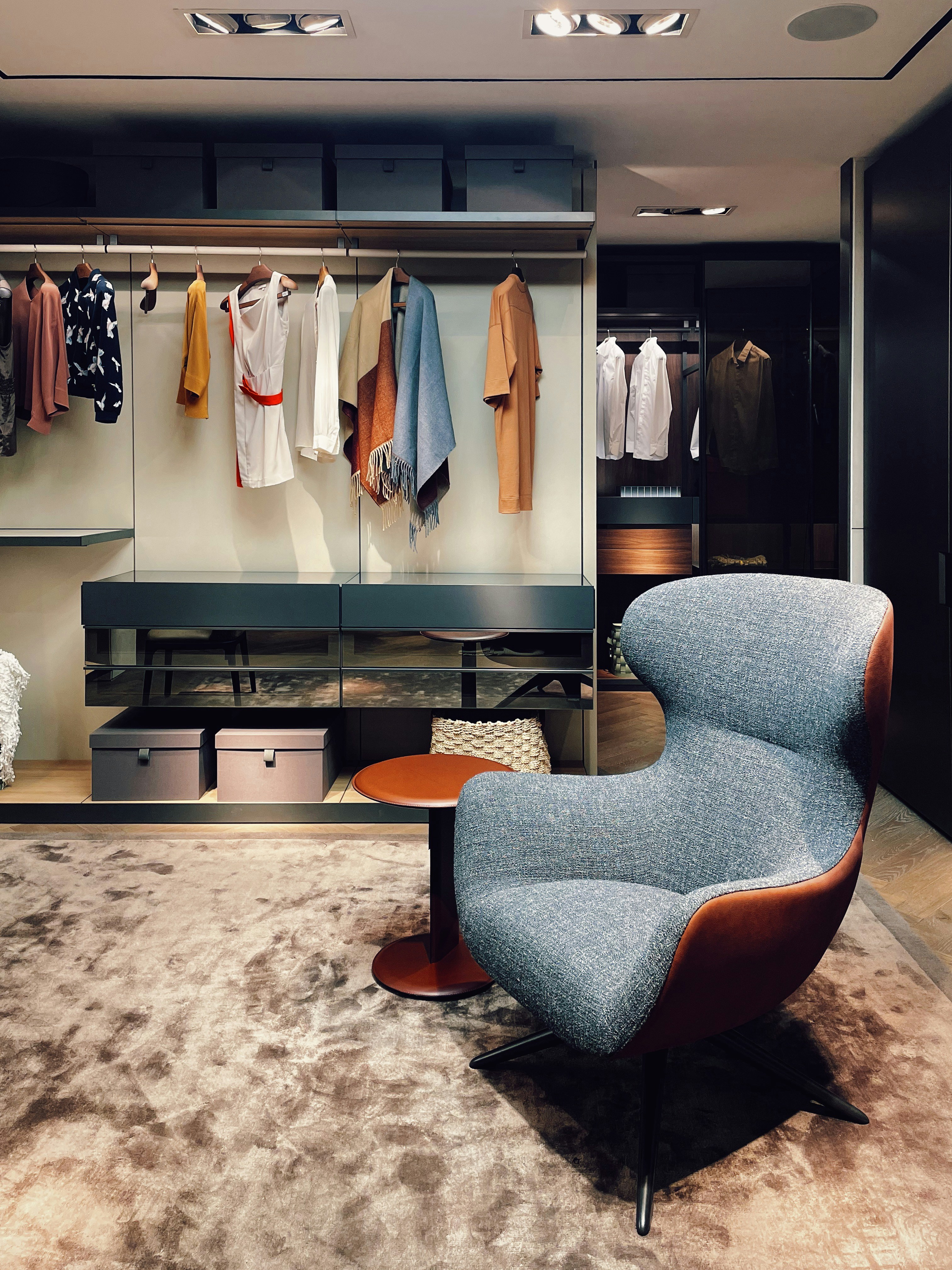 Boutique Lounge: A Modern Dressing Room with a Curved Lounge