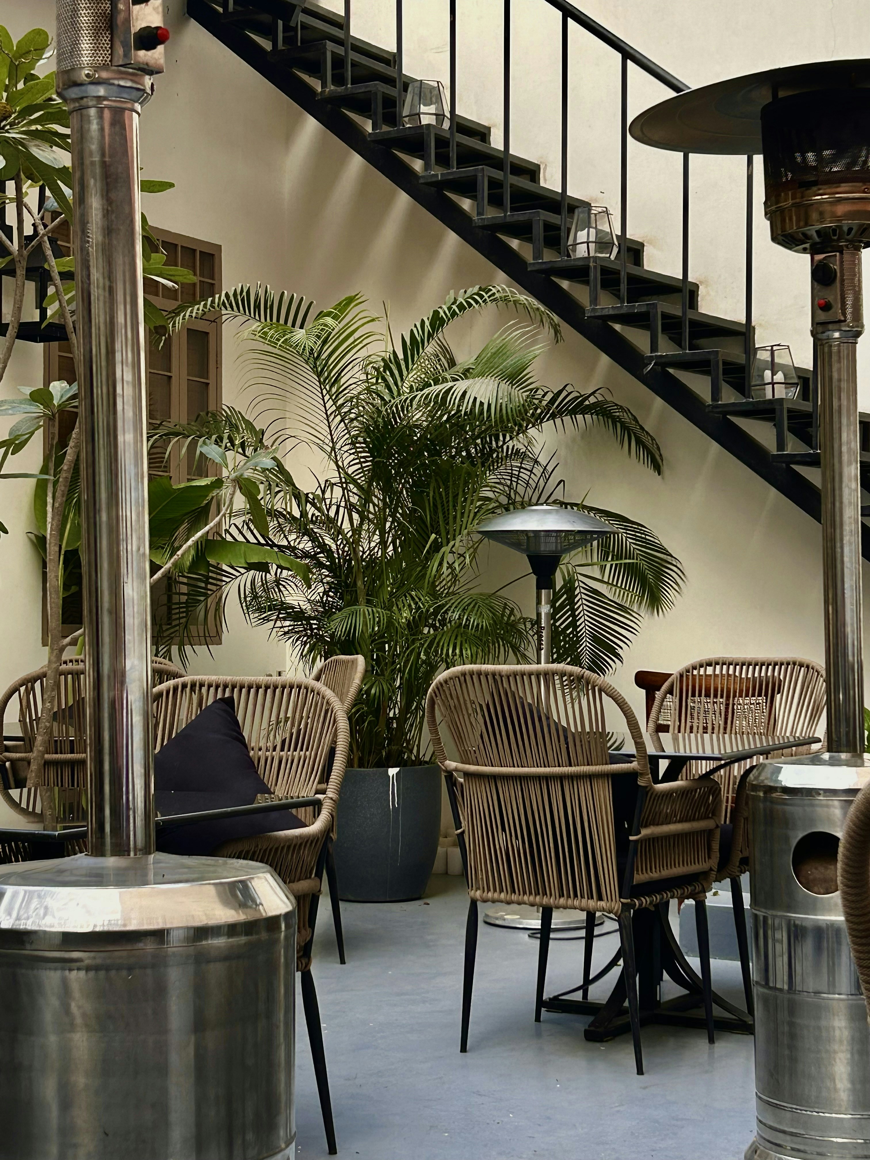 A room with a bunch of chairs and tables photo – Free Cala - curated ...