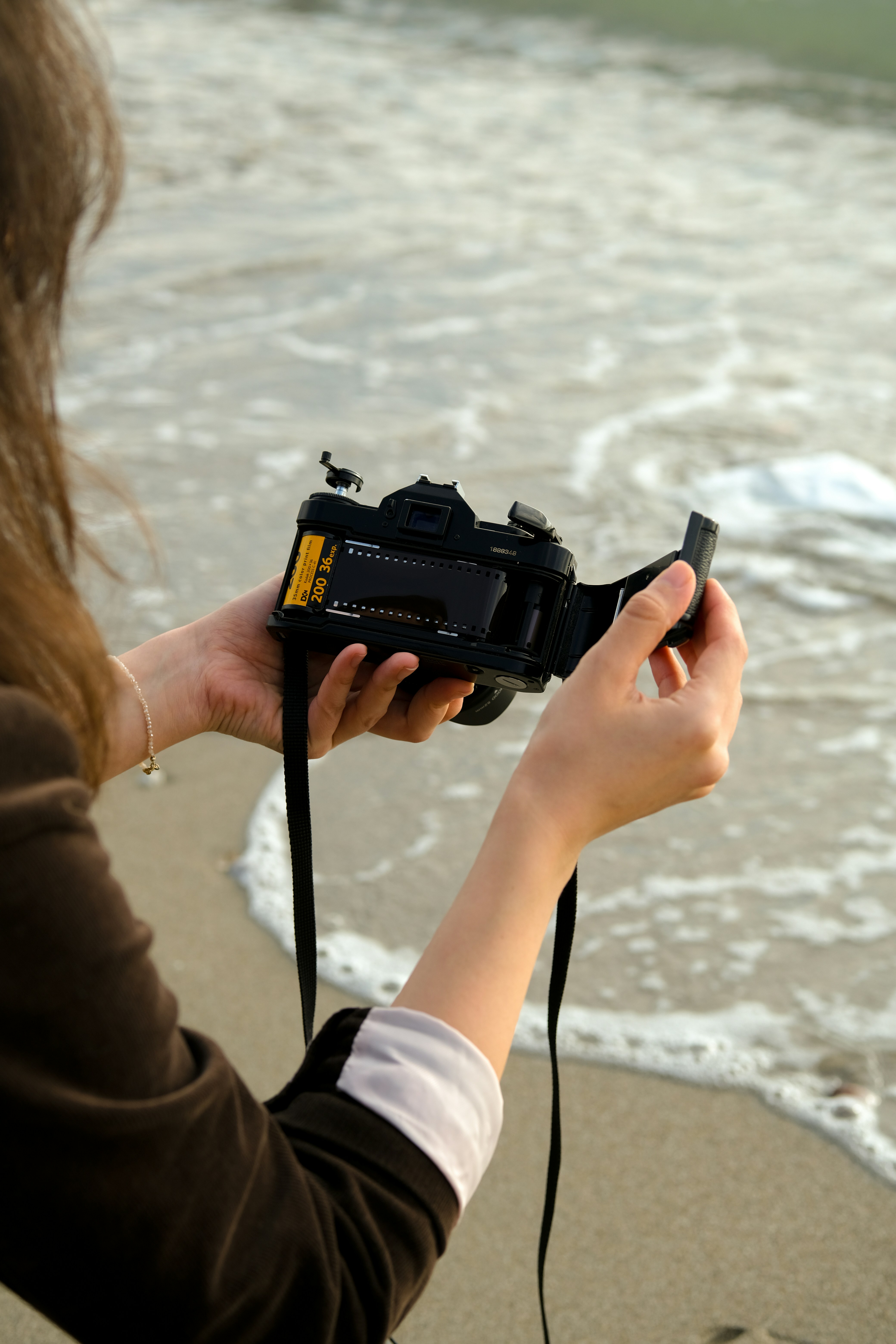 Tide-Side Focus: Framing a Beach Moment with a Handheld Camera