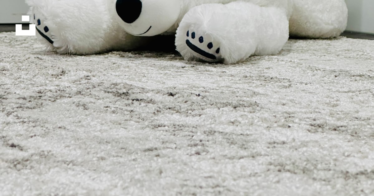 바닥에 누워 있는 커다란 흰색 곰 인형 사진 Unsplash의 무료 테디 베어 이미지