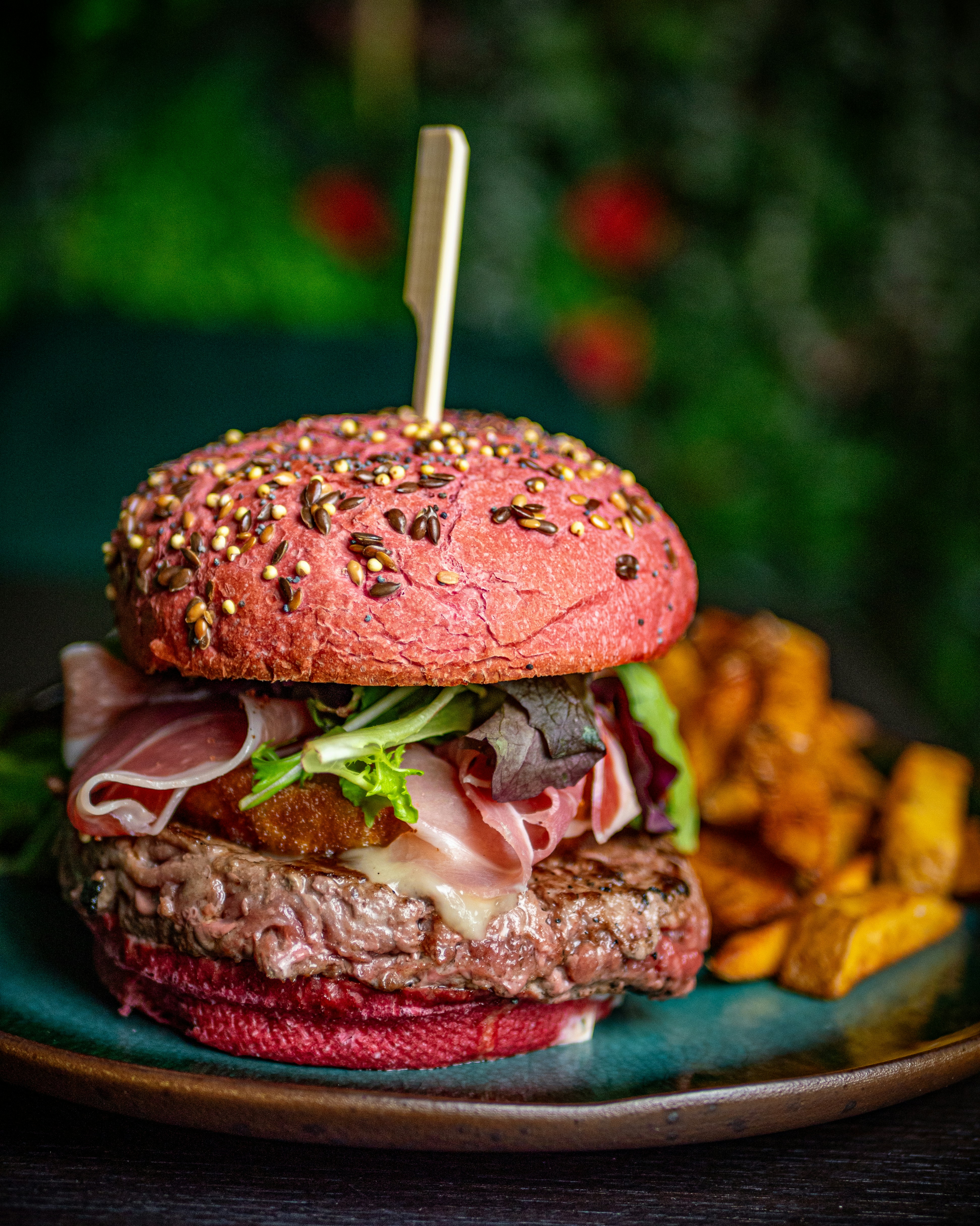 Crimson Sesame Burger: A Gourmet Red-Seeded Patty with Prosciutto and Greens
