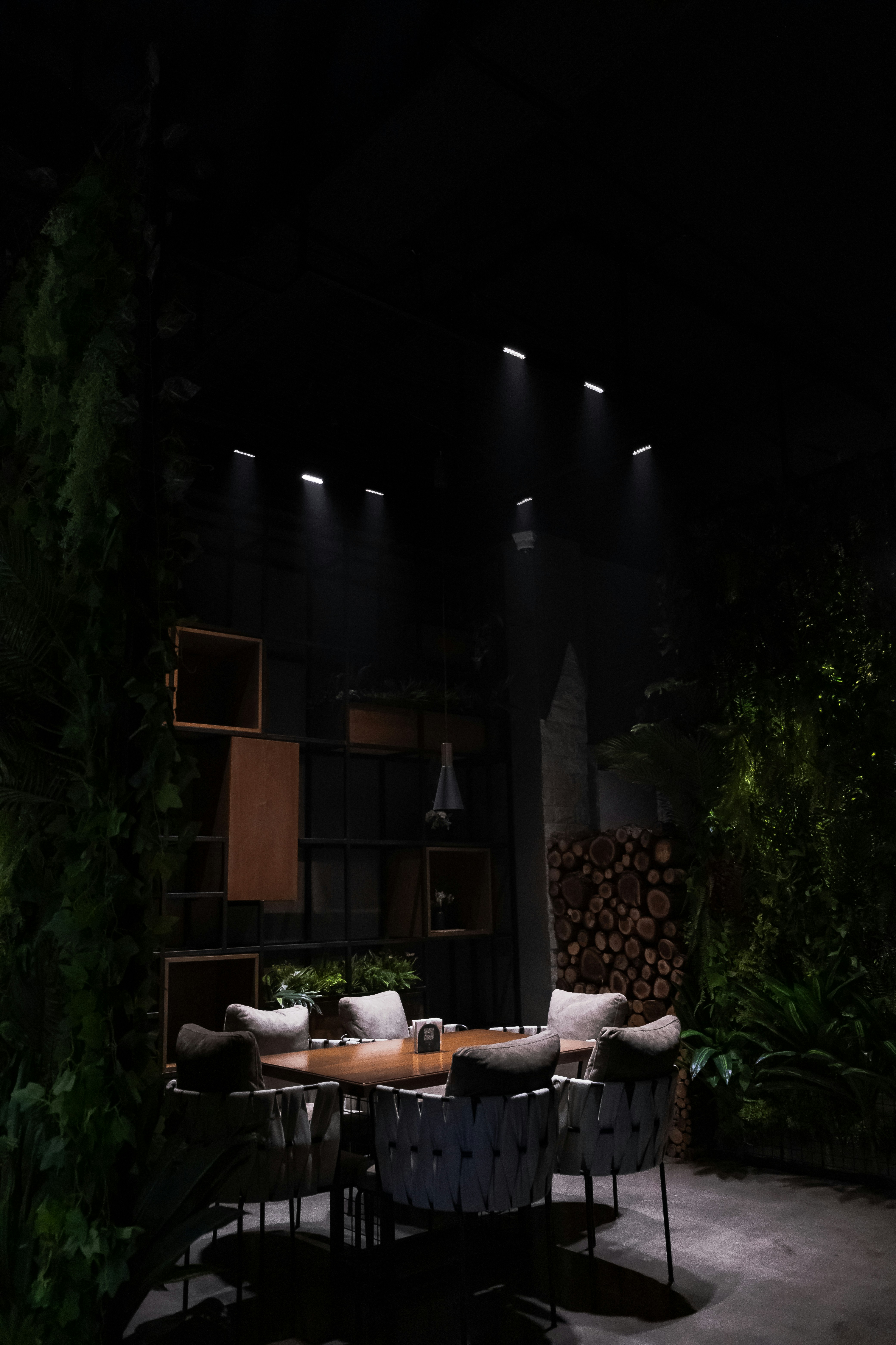 Verdant Circle Lounge: Cushioned Seating Under Quiet Spotlights