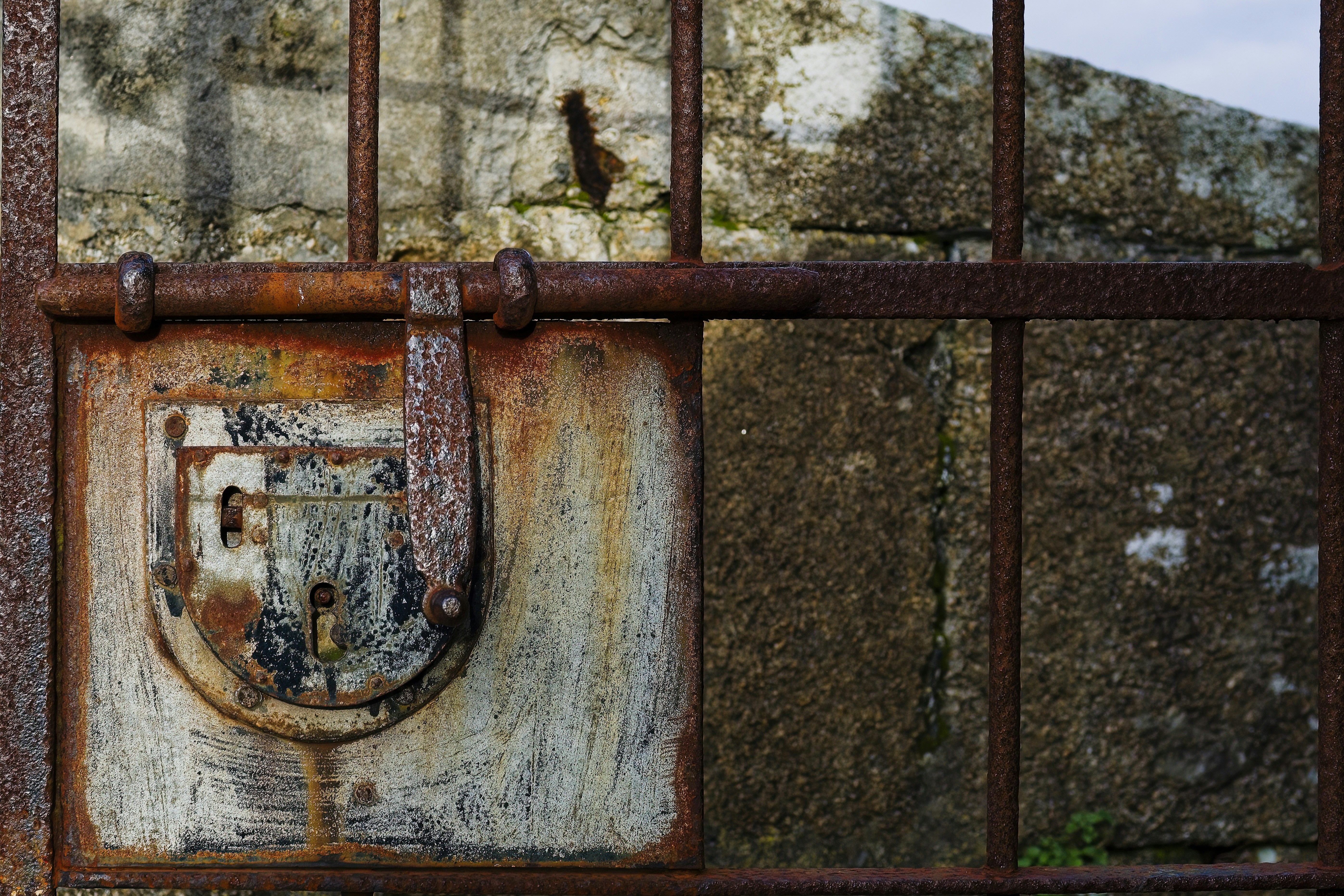 A rusted iron gate with a padlock on it photo – Free Castillo de san ...