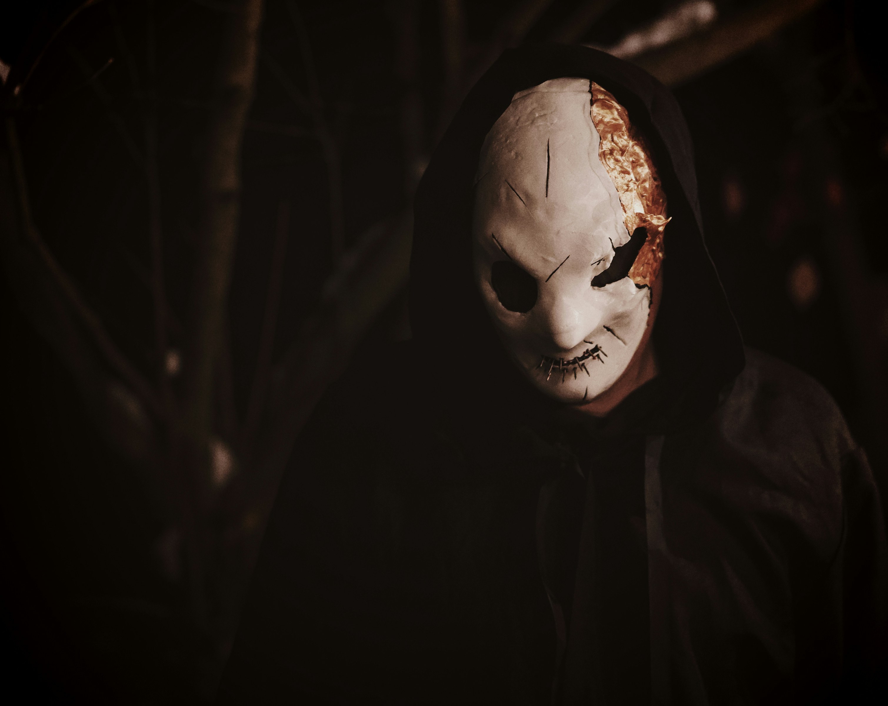 A person wearing a creepy mask and a hood photo – Free Halloween Image ...