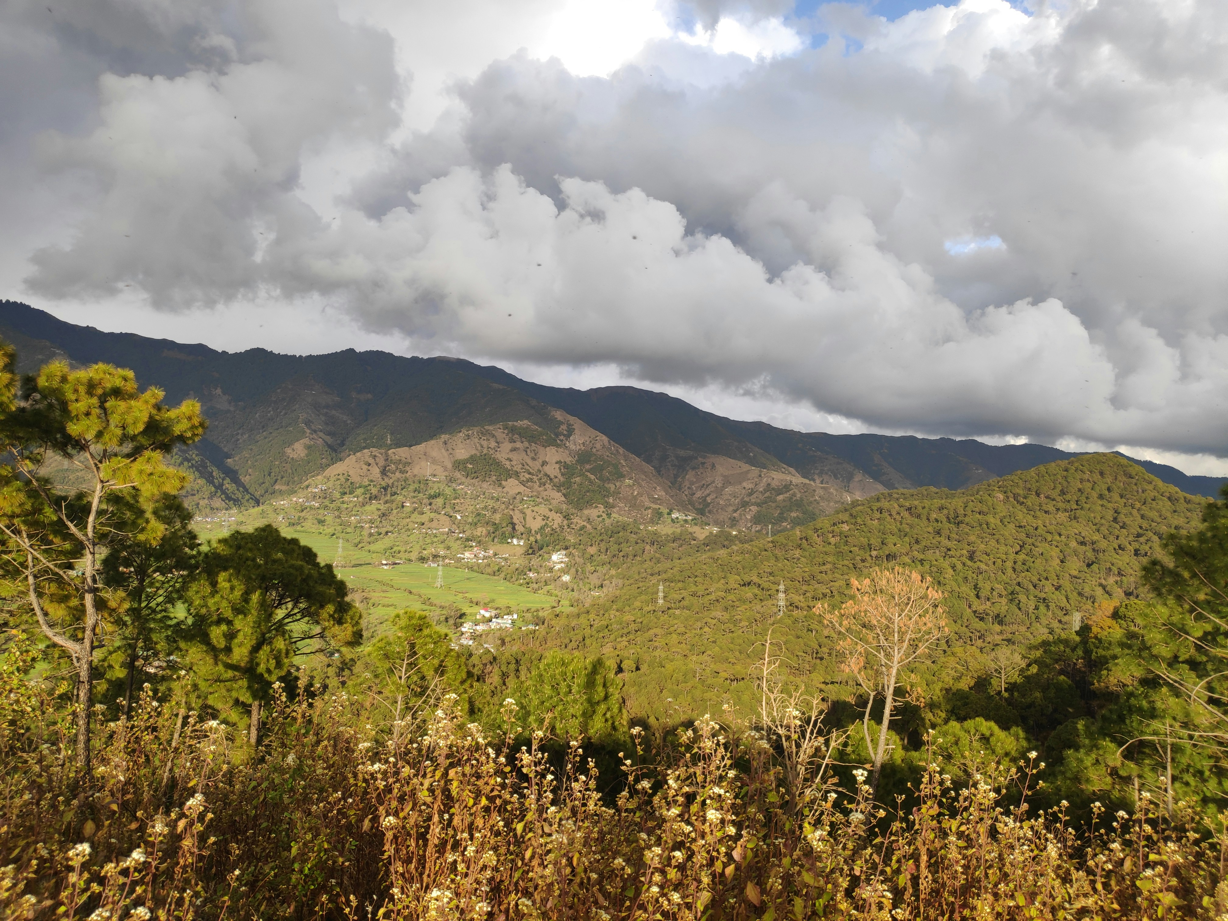 A view of a mountain range with clouds in the sky photo – Free Harabag ...
