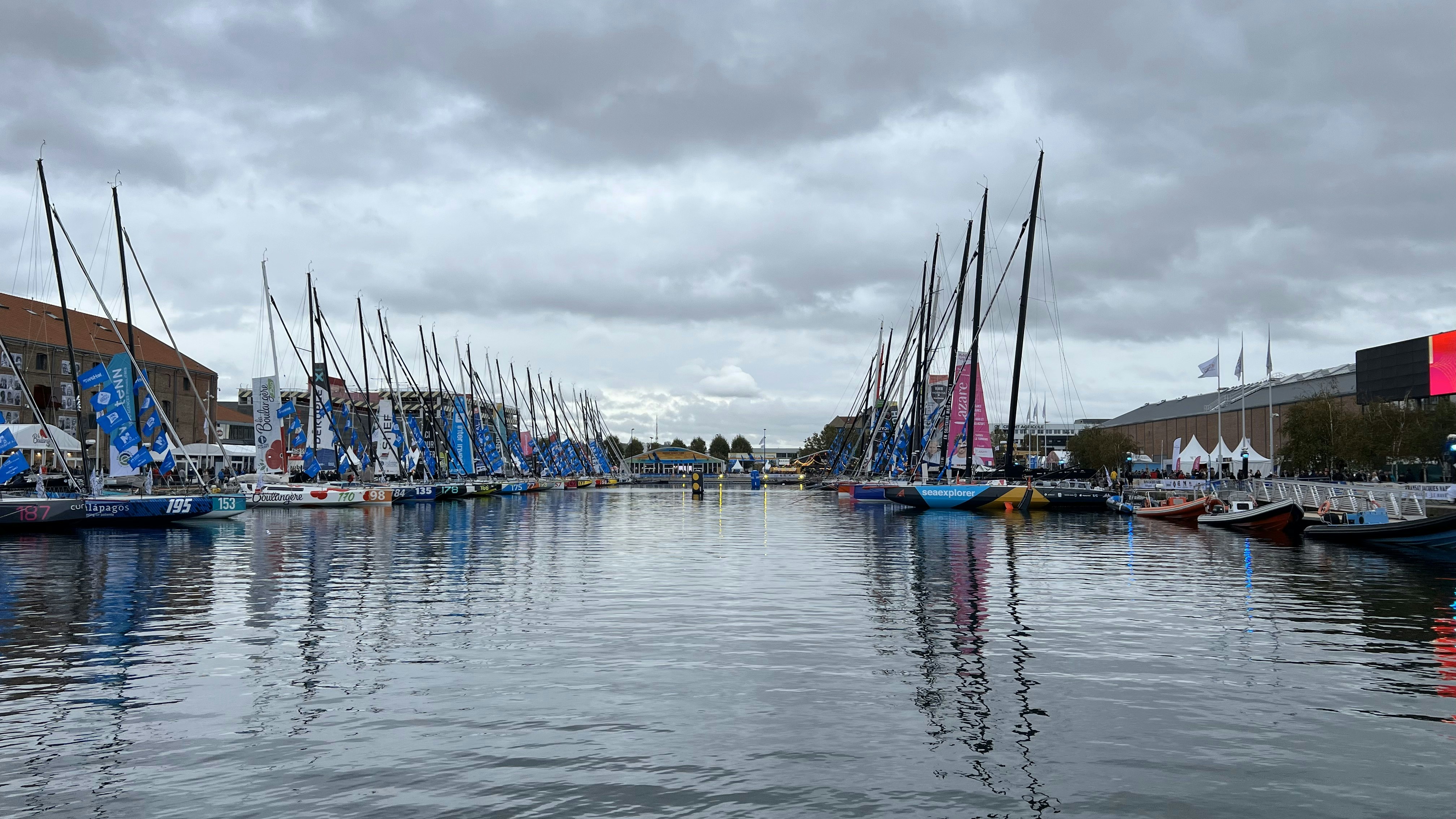 Un mucchio di barche che sono in acqua foto – Immagine gratis di Porto ...