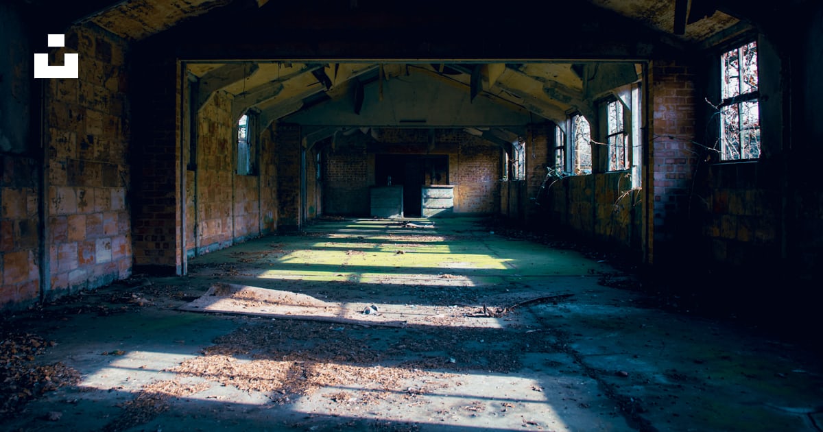 窓から日光が差し込む古い廃墟の建物の写真 Unsplashの無料朽ち果てた建物写真