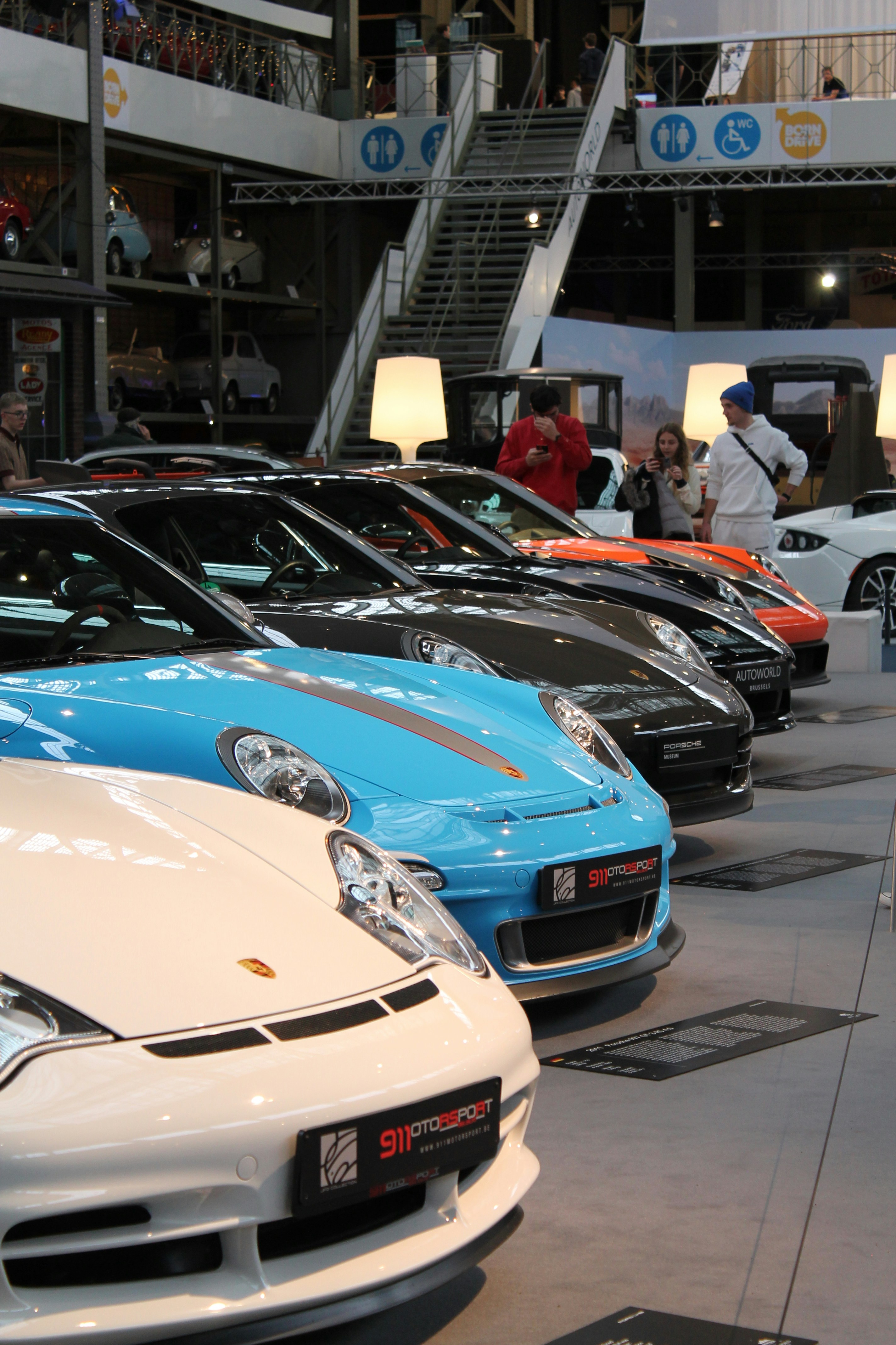A bunch of cars that are on display photo – Free Bélgica Image on Unsplash