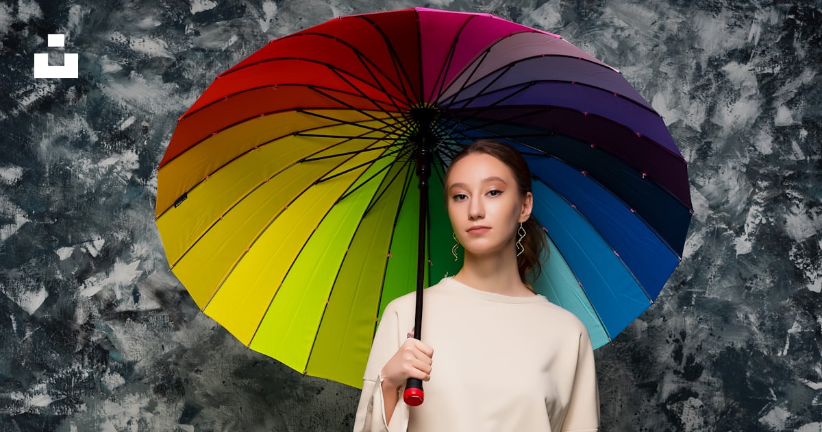 머리 위로 무지개 우산을 들고 있는 여자 사진 Unsplash의 무료 여자 이미지