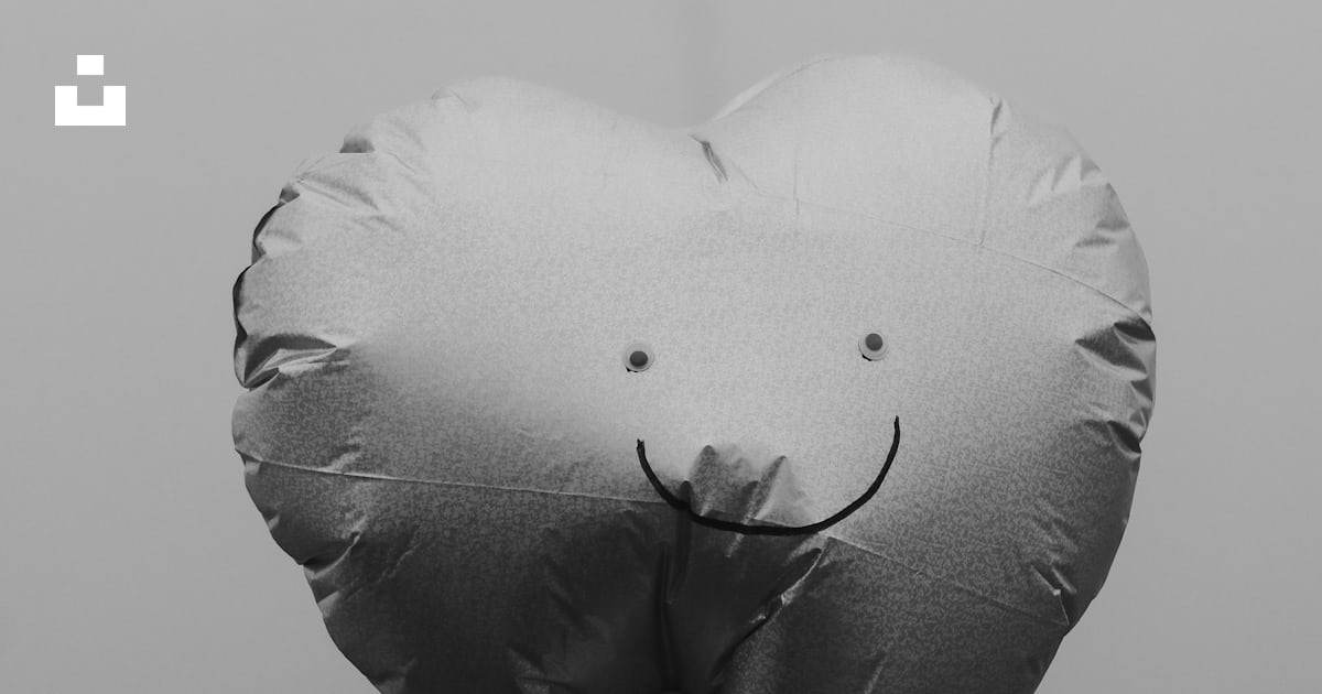 하트 모양의 풍선을 들고 있는 사람의 흑백 사진 사진 Unsplash의 무료 회색 이미지