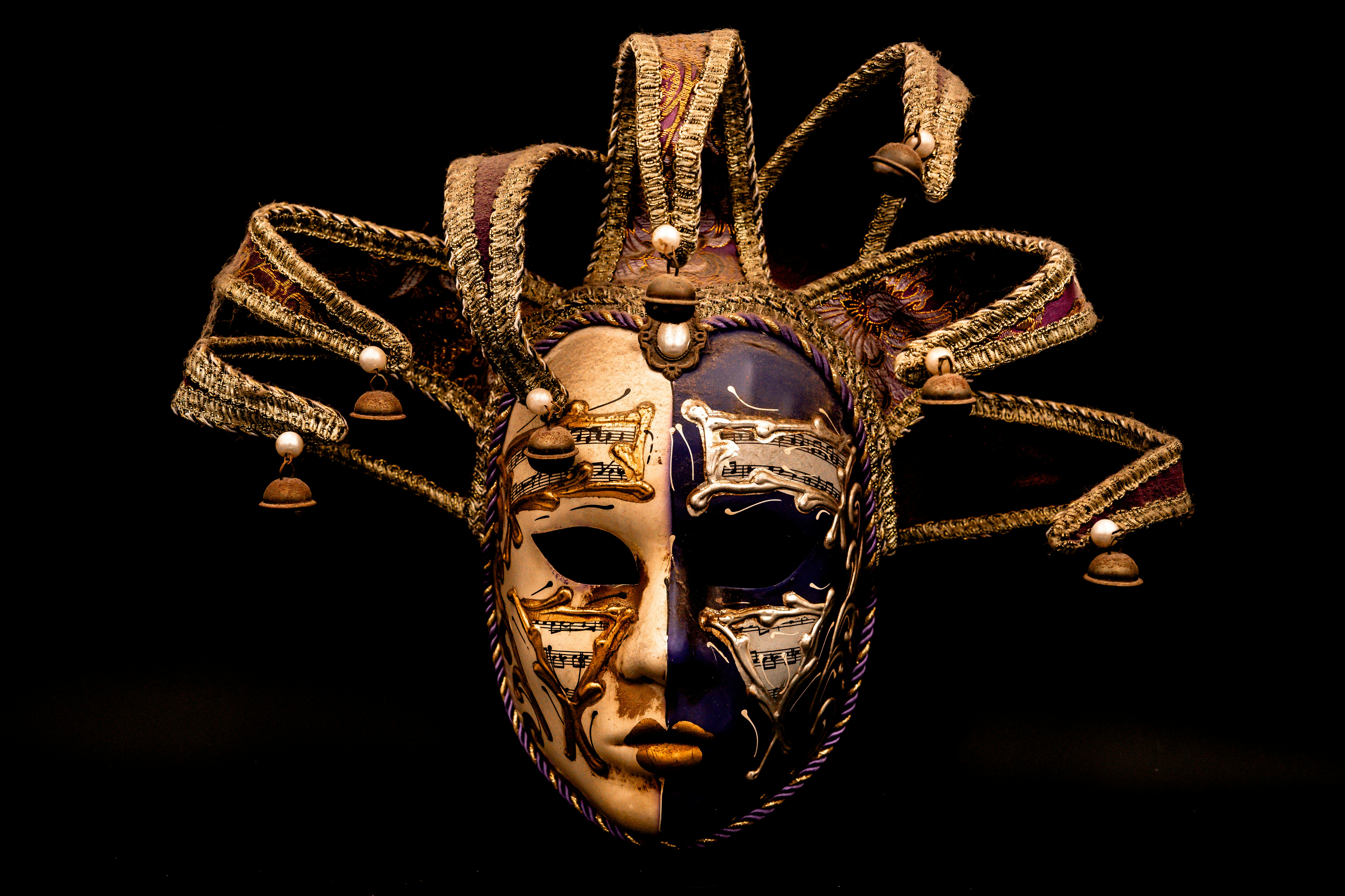 A masquerade mask is adorned with jewels and beads photo – Free Máscara ...