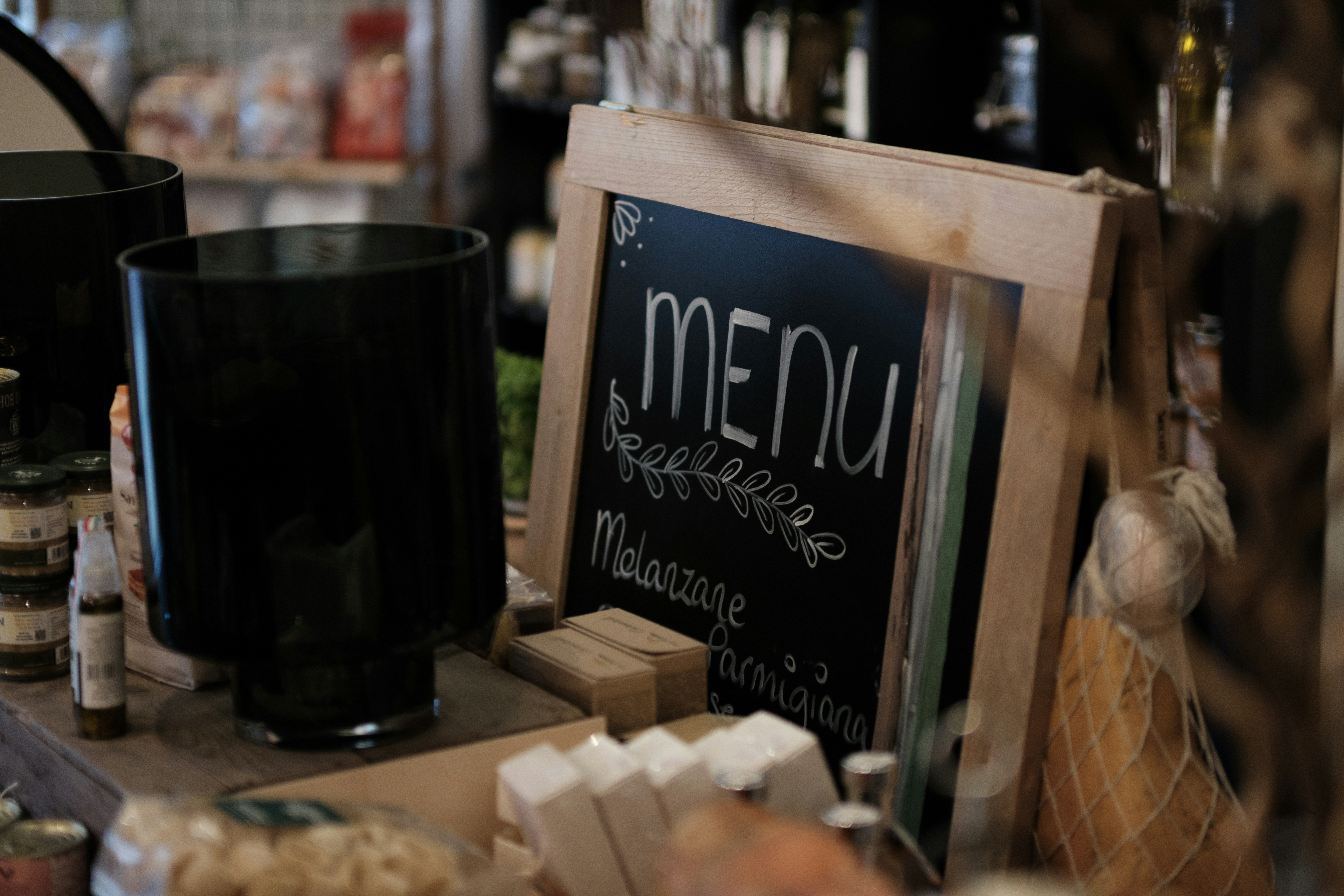 Foto Un letrero de menú sentado encima de una mesa de madera – Imagen ...