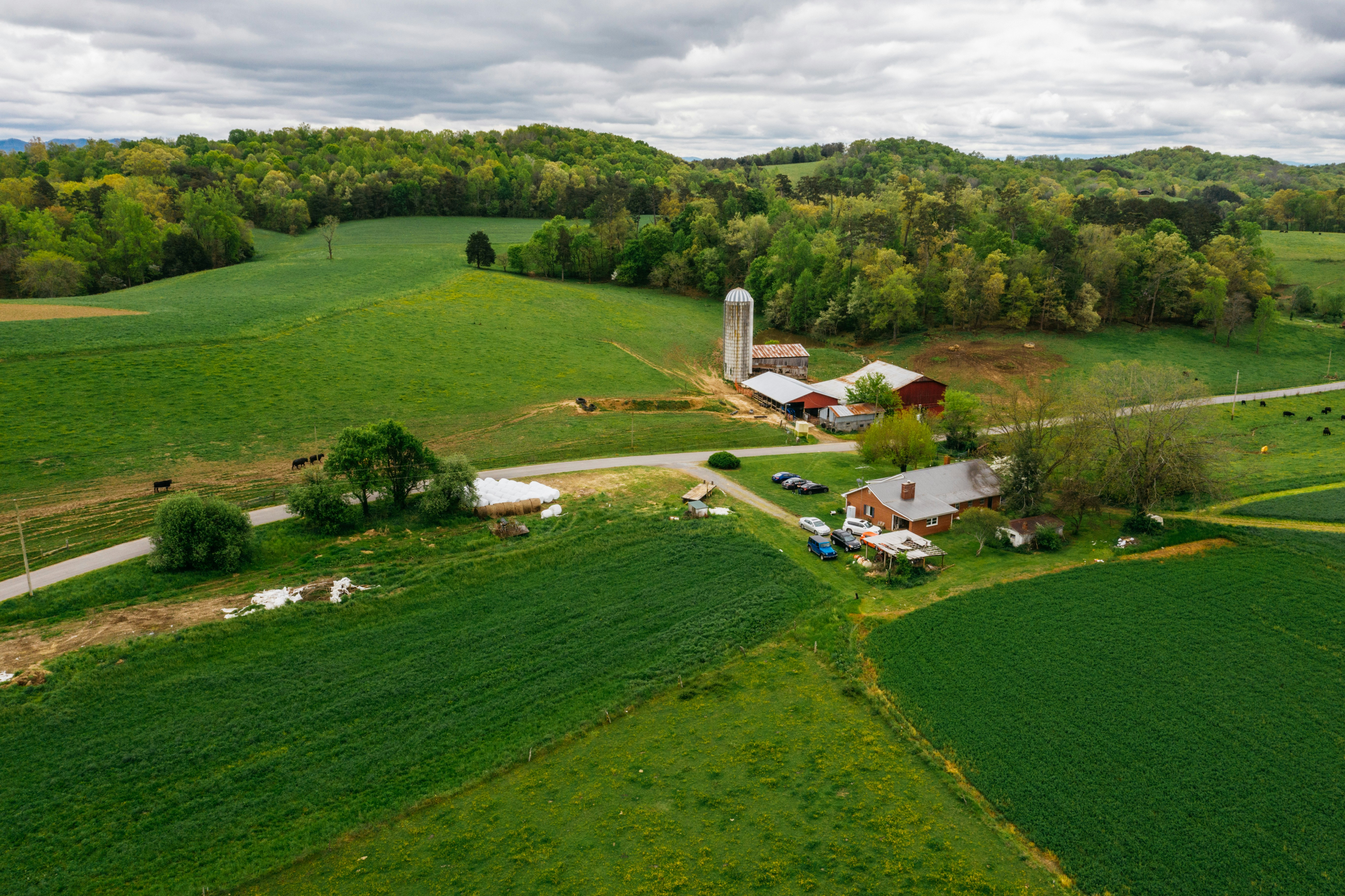 Vista aérea de una granja en el campo foto – Imagen de Condado de ...