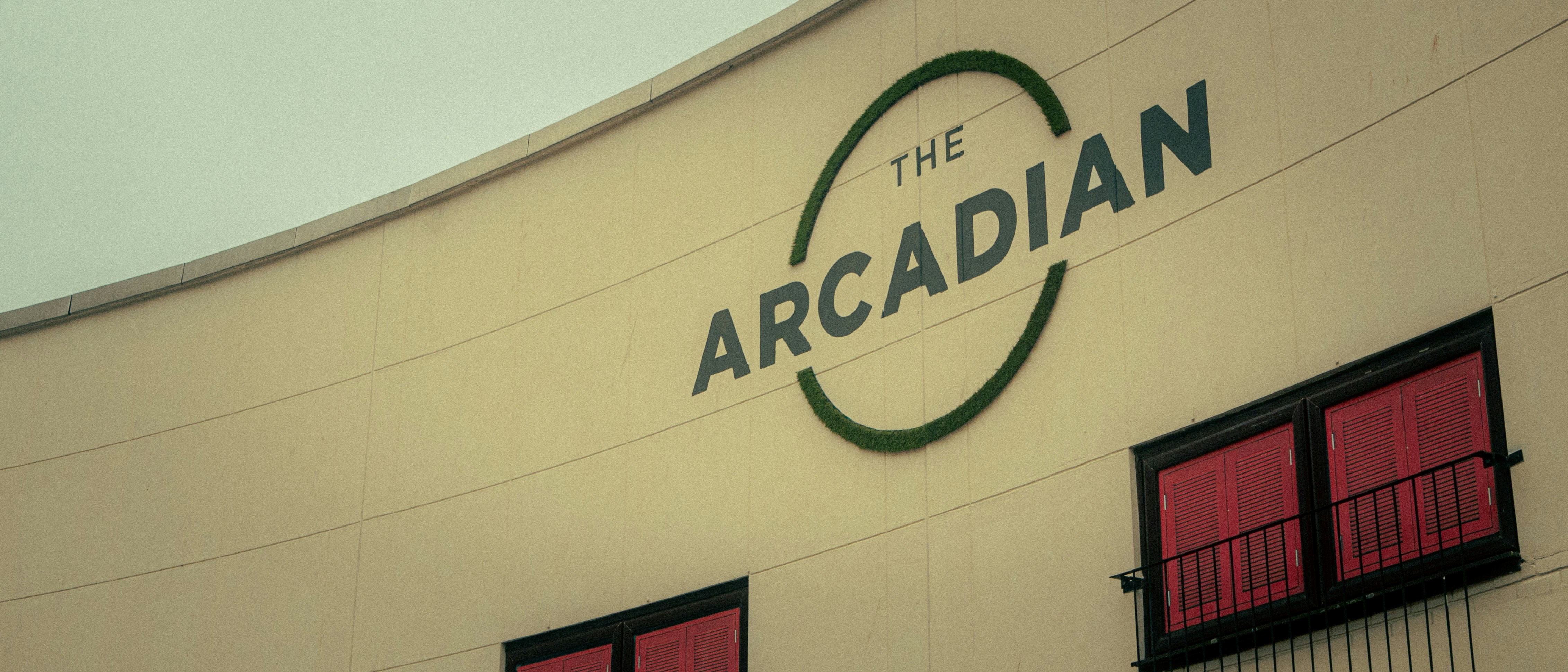 Un bâtiment avec un panneau qui dit l’arcadien dessus photo – Photo ...