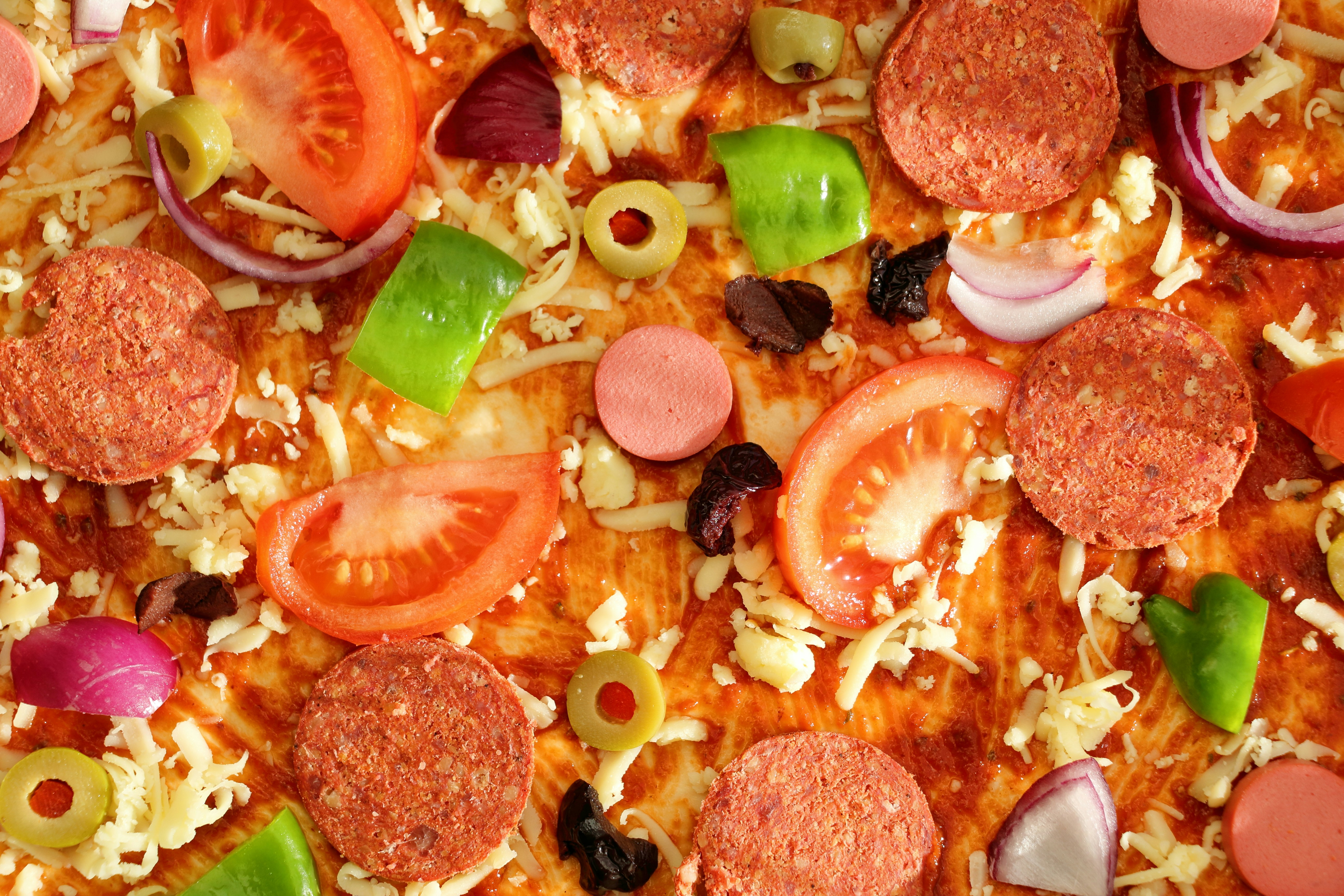 A close up of a pizza with pepperoni, tomatoes, onions, peppers, photo ...