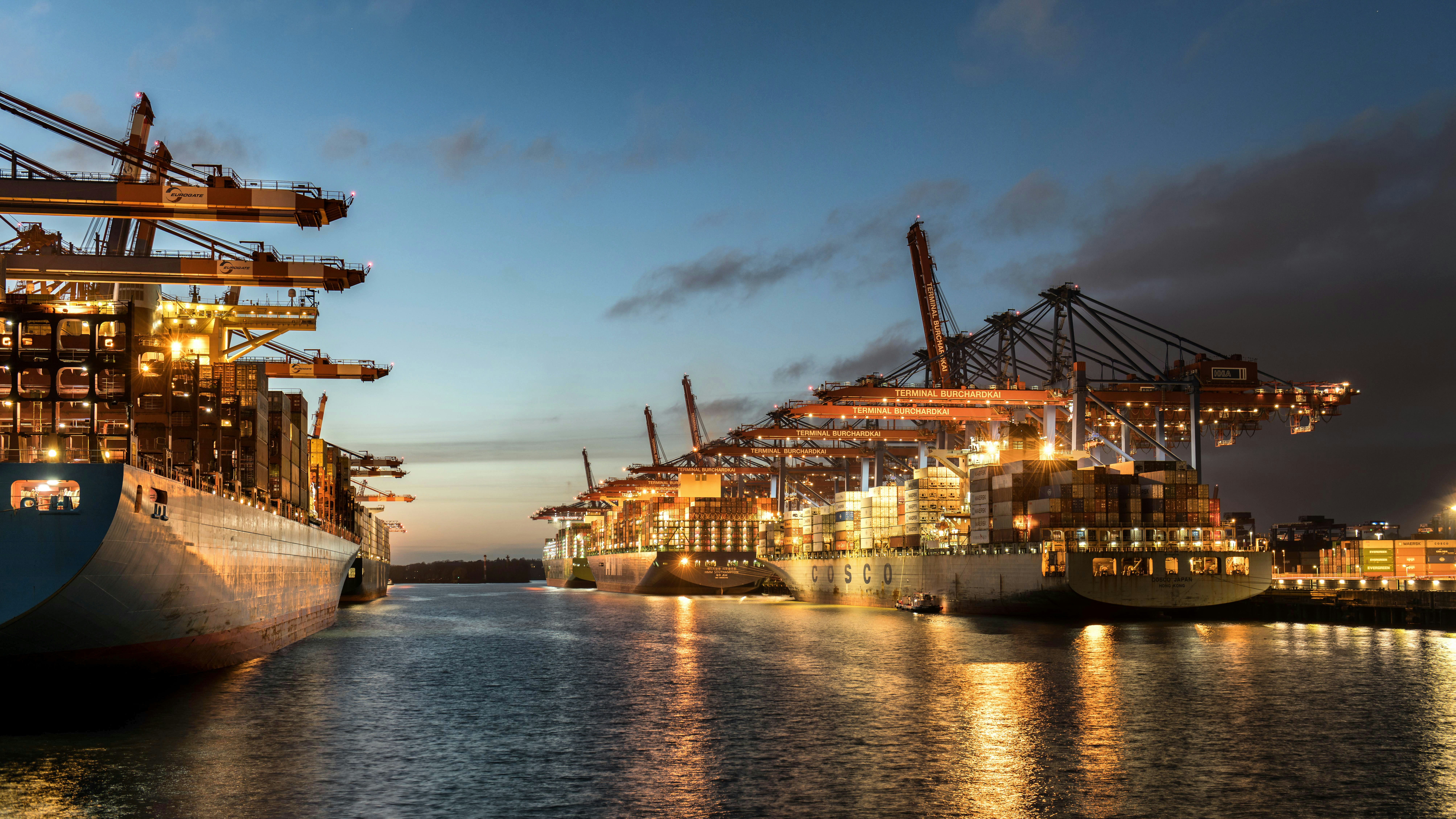 Ein Hafen mit vielen großen Schiffen Foto – Kostenloses Bild zum Thema ...