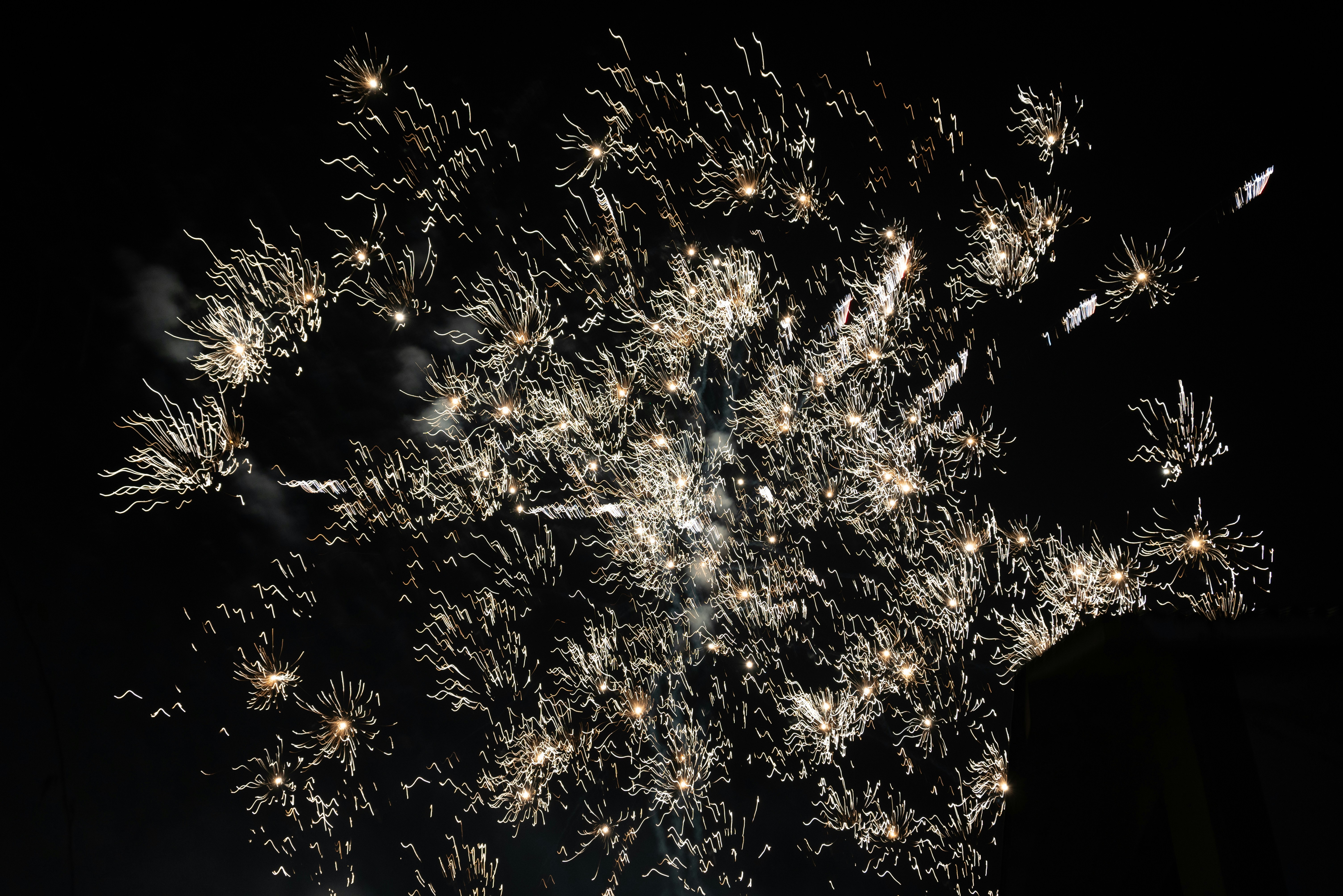 A bunch of fireworks are lit up in the night sky photo – Free Chong ...