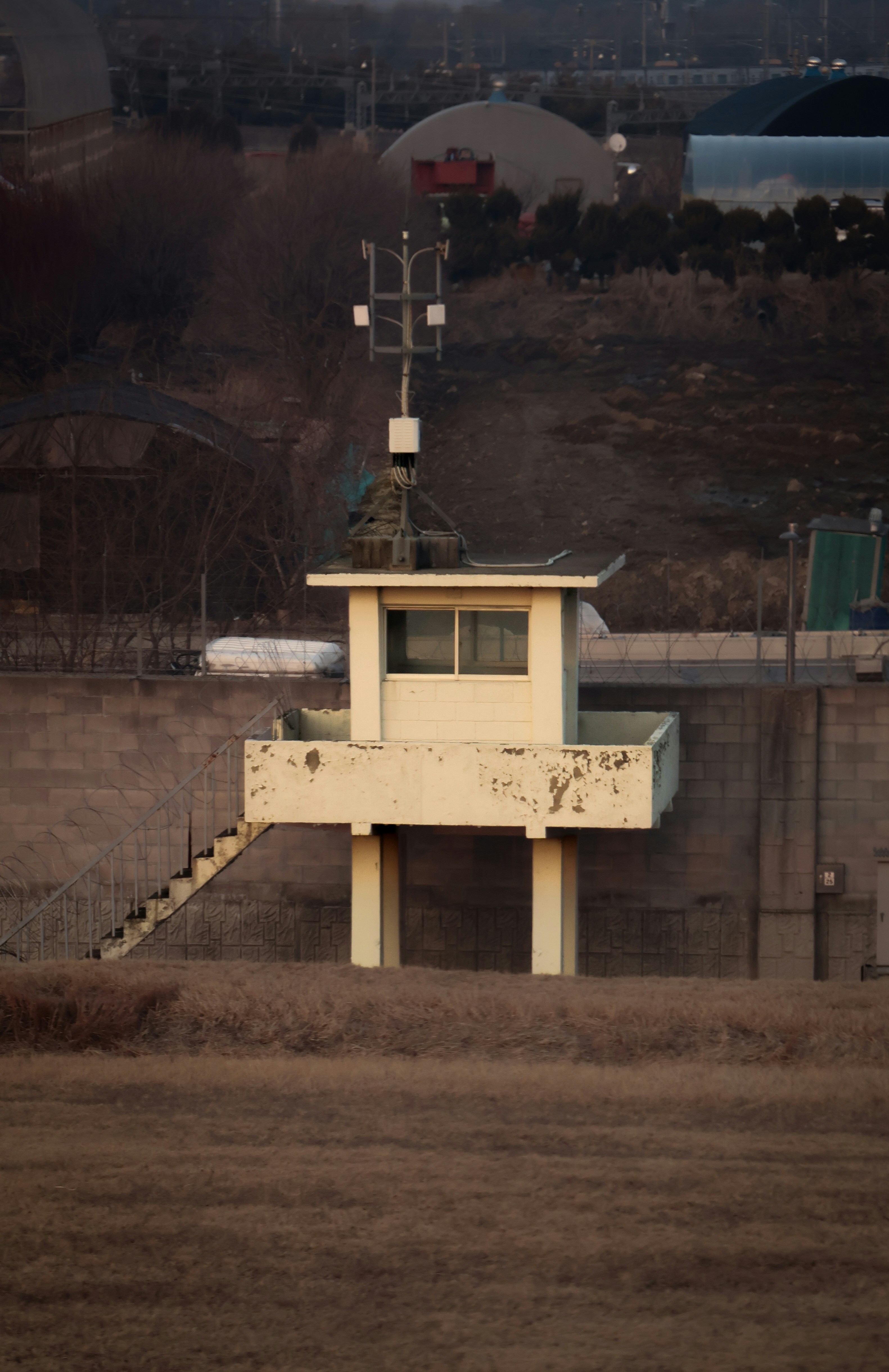 Une petite tour surmontée d’une girouette photo – Photo Terminal ...
