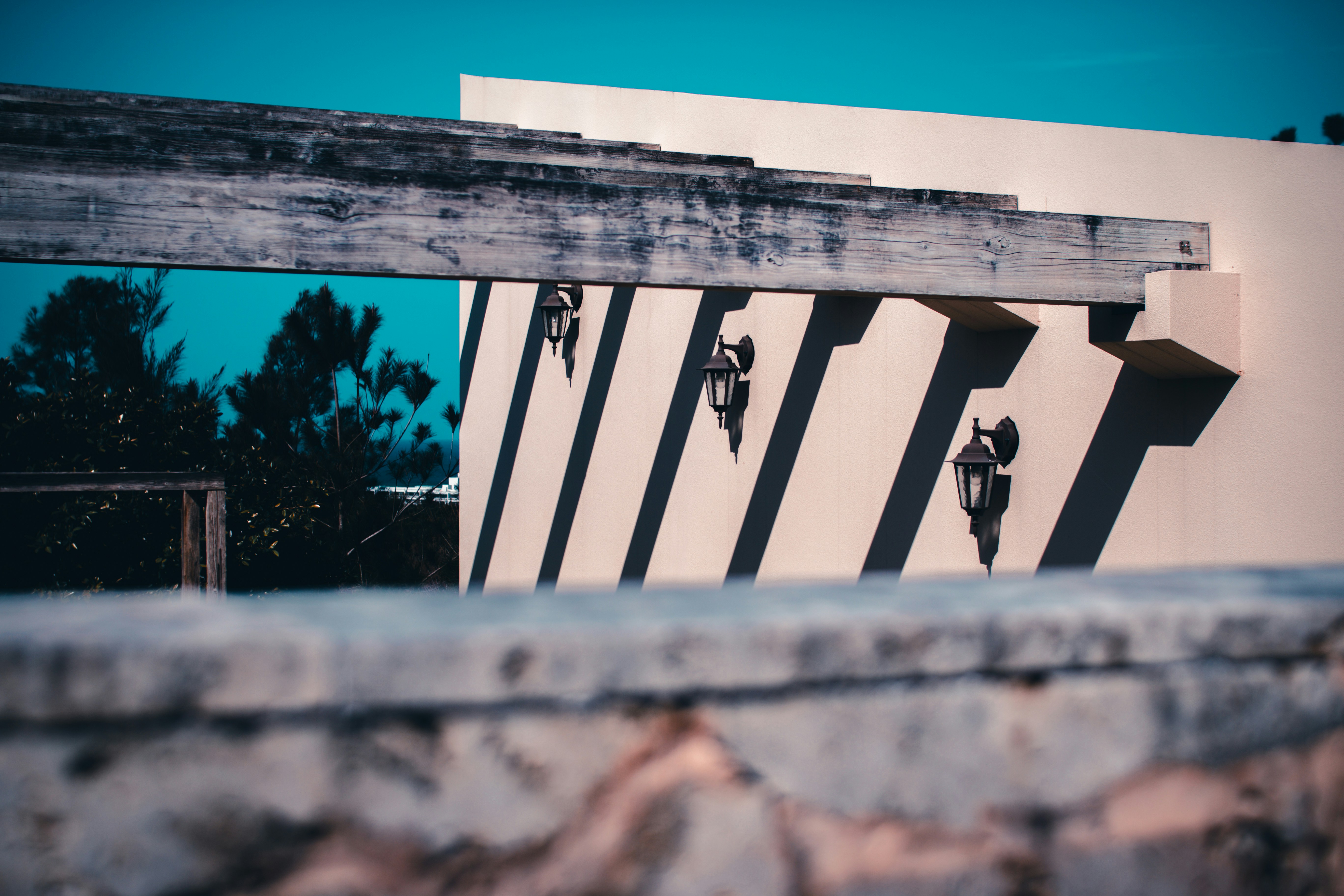 A building that has a bunch of windows on it photo – Free House Image ...