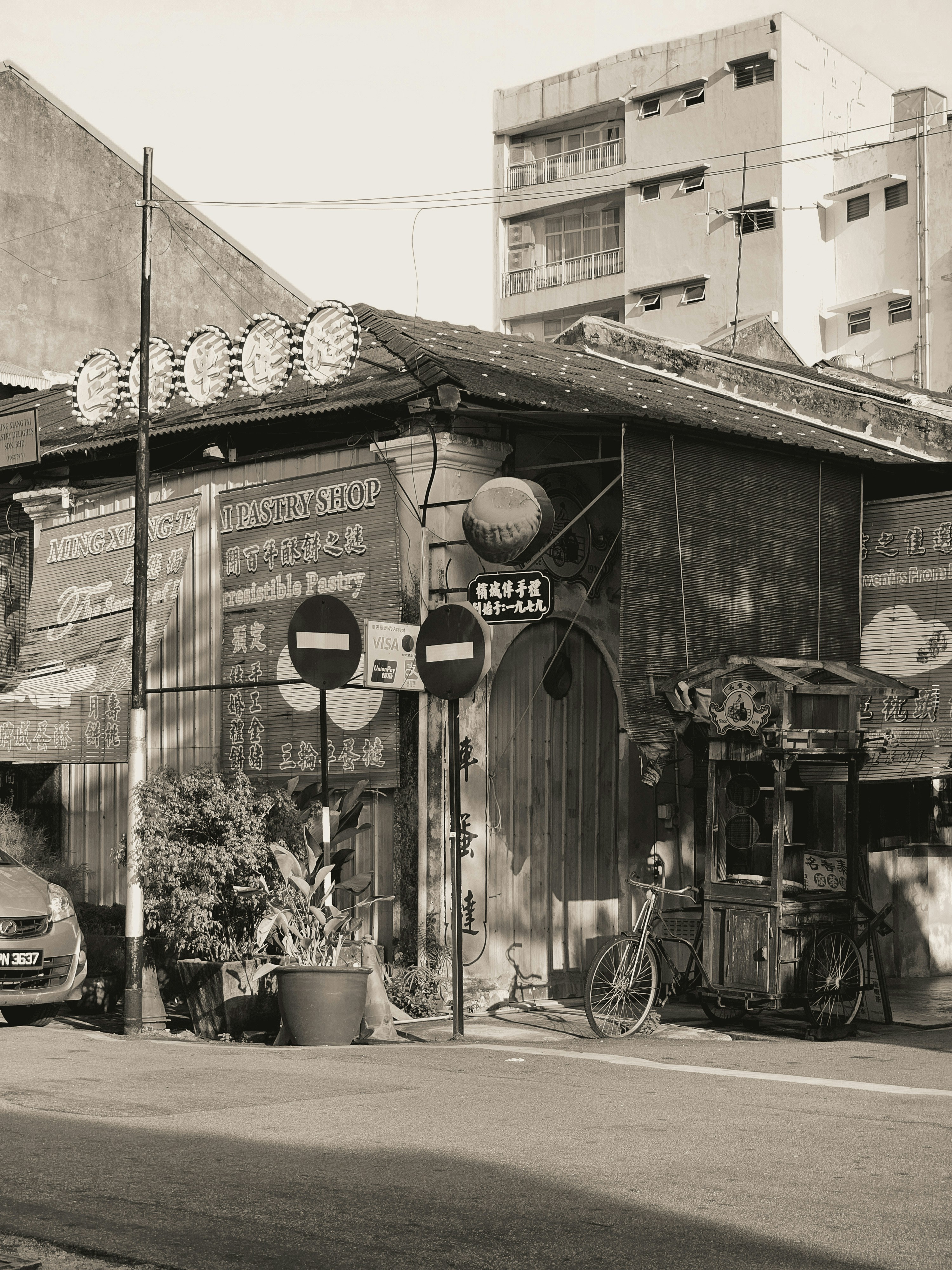 A black and white photo of a street corner photo – Free Street Image on ...